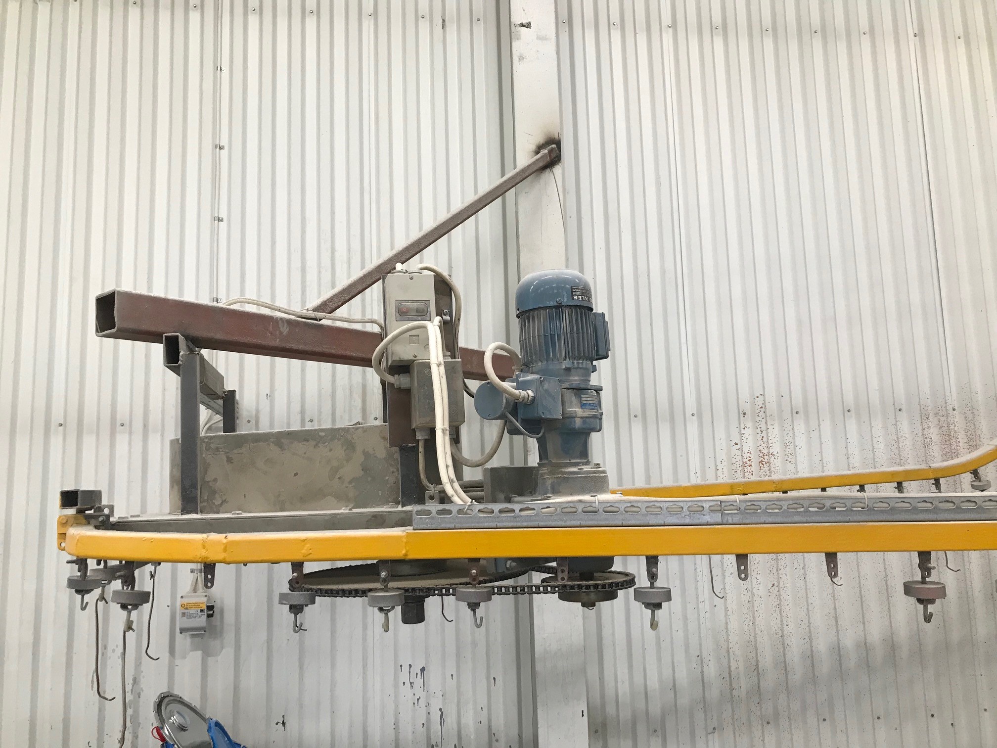 Conveyor system with cooling and heating section, approx. 400 hooks ...