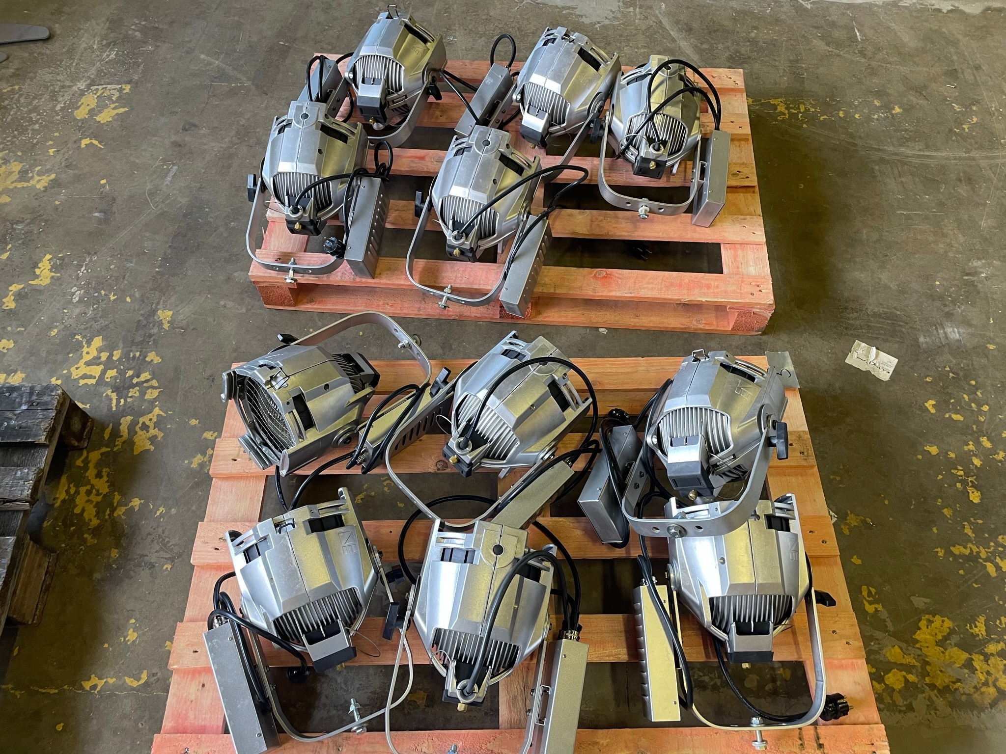CDM-150 luminaire for exhibition, 11 pcs - PS Auction - We value the ...
