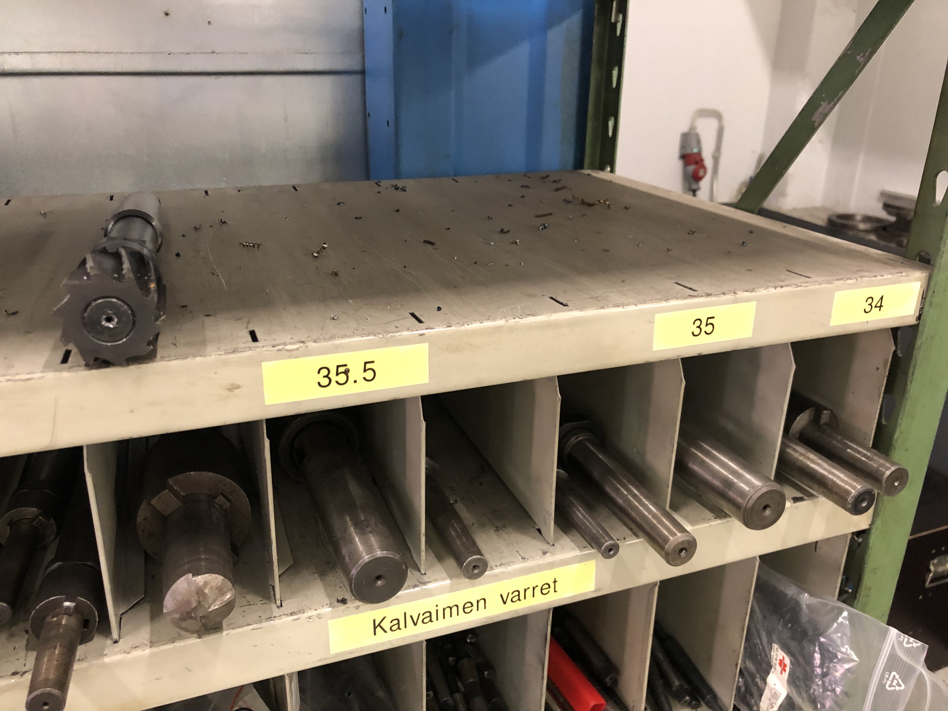 Iso erä kalvaimia ja kalvaimien varsia - PS Auction - We value the ...