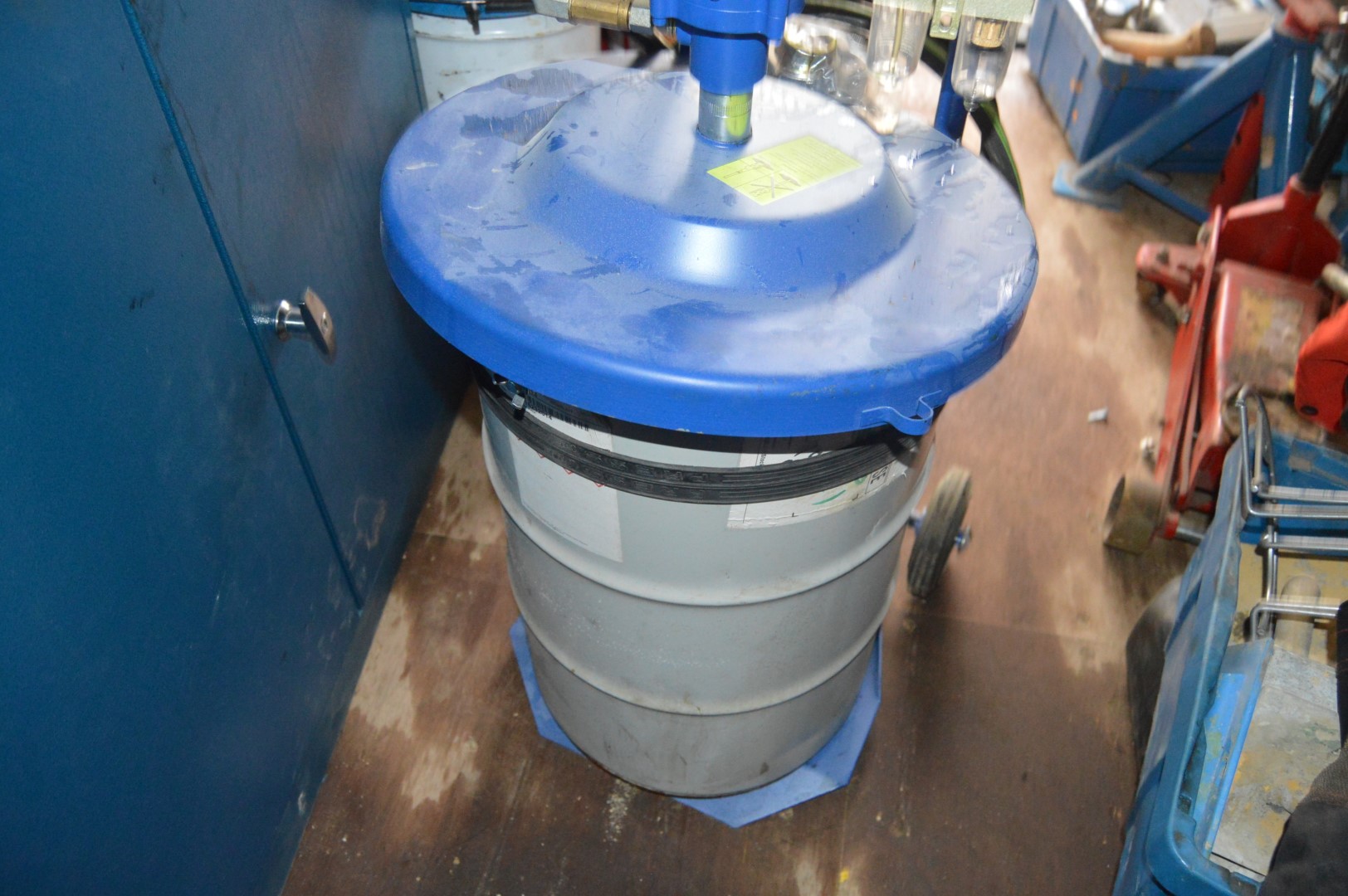 Grease gun, trolley and grease gun - PS Auction - We value the future ...