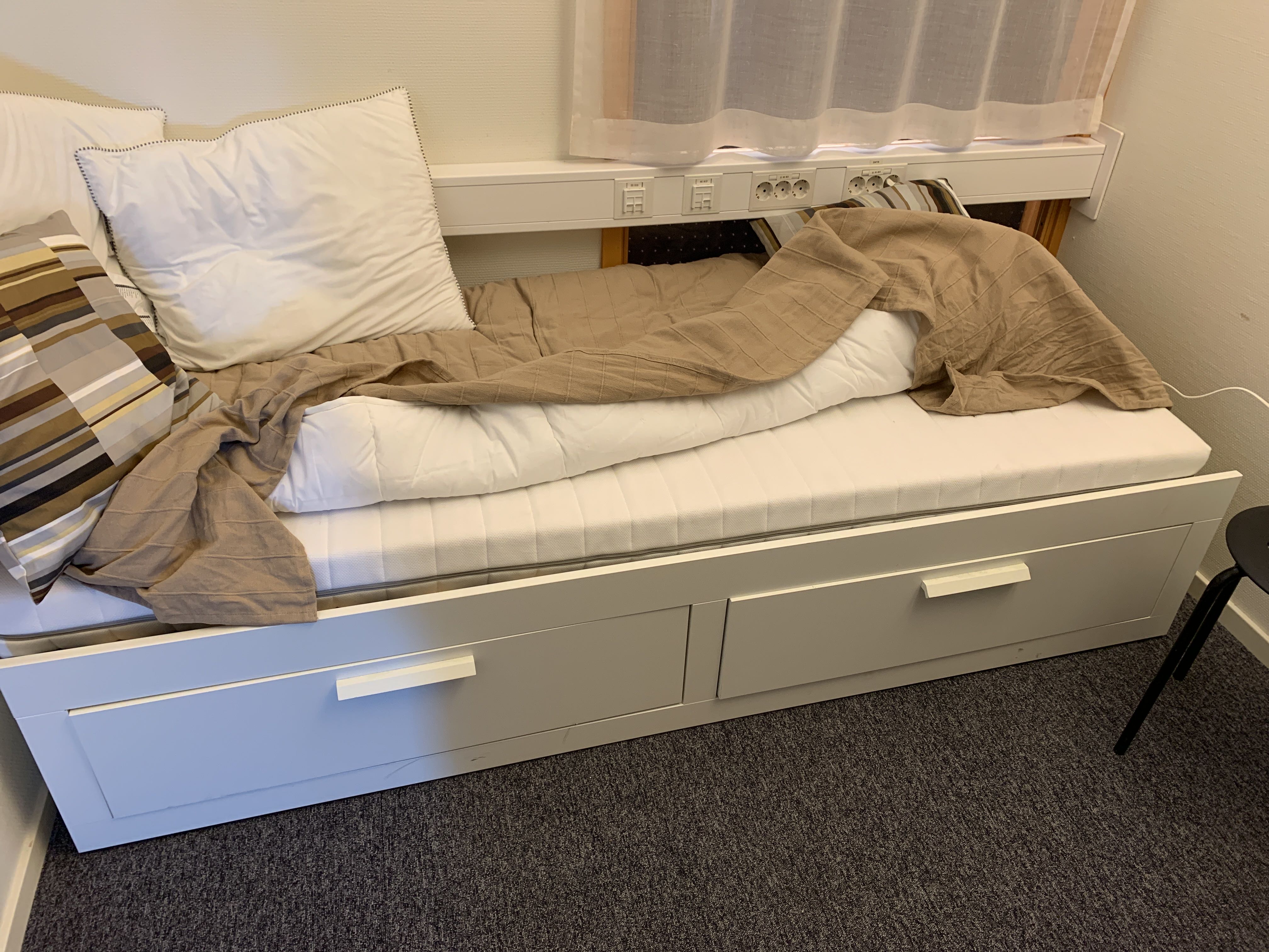 Vilorum: säng, bokhyllor, fåtölj m.m. - Auktioner online - Nätauktioner ...