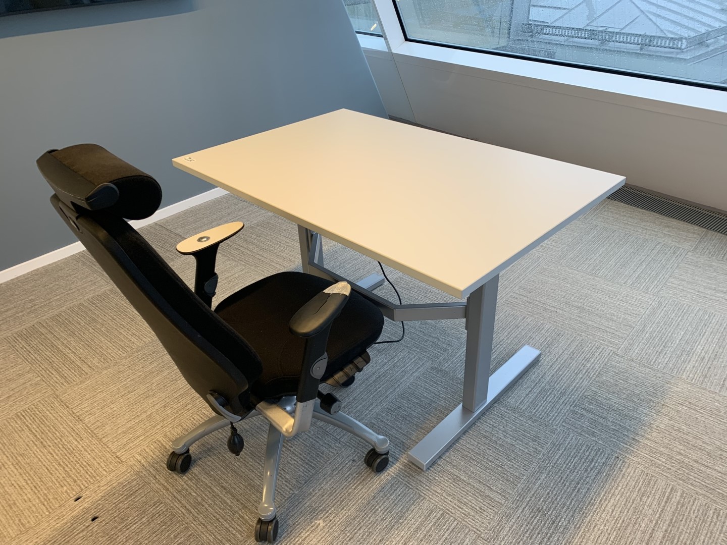 Desk raise/lower electric and desk chair - PS Auction - We value the ...