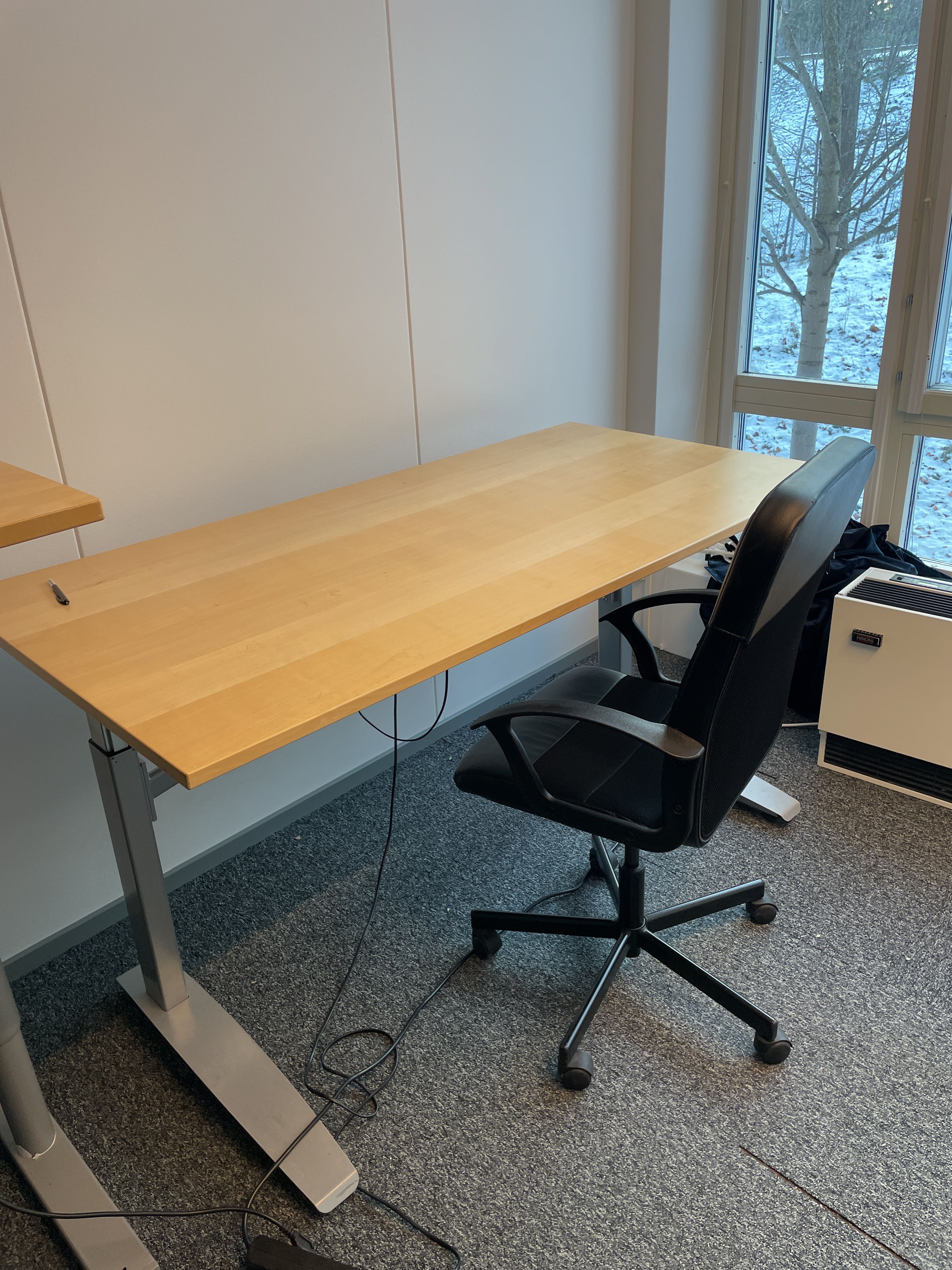 Kontorsutrustning skrivbord, stolar & Whiteboard - Auktioner online ...