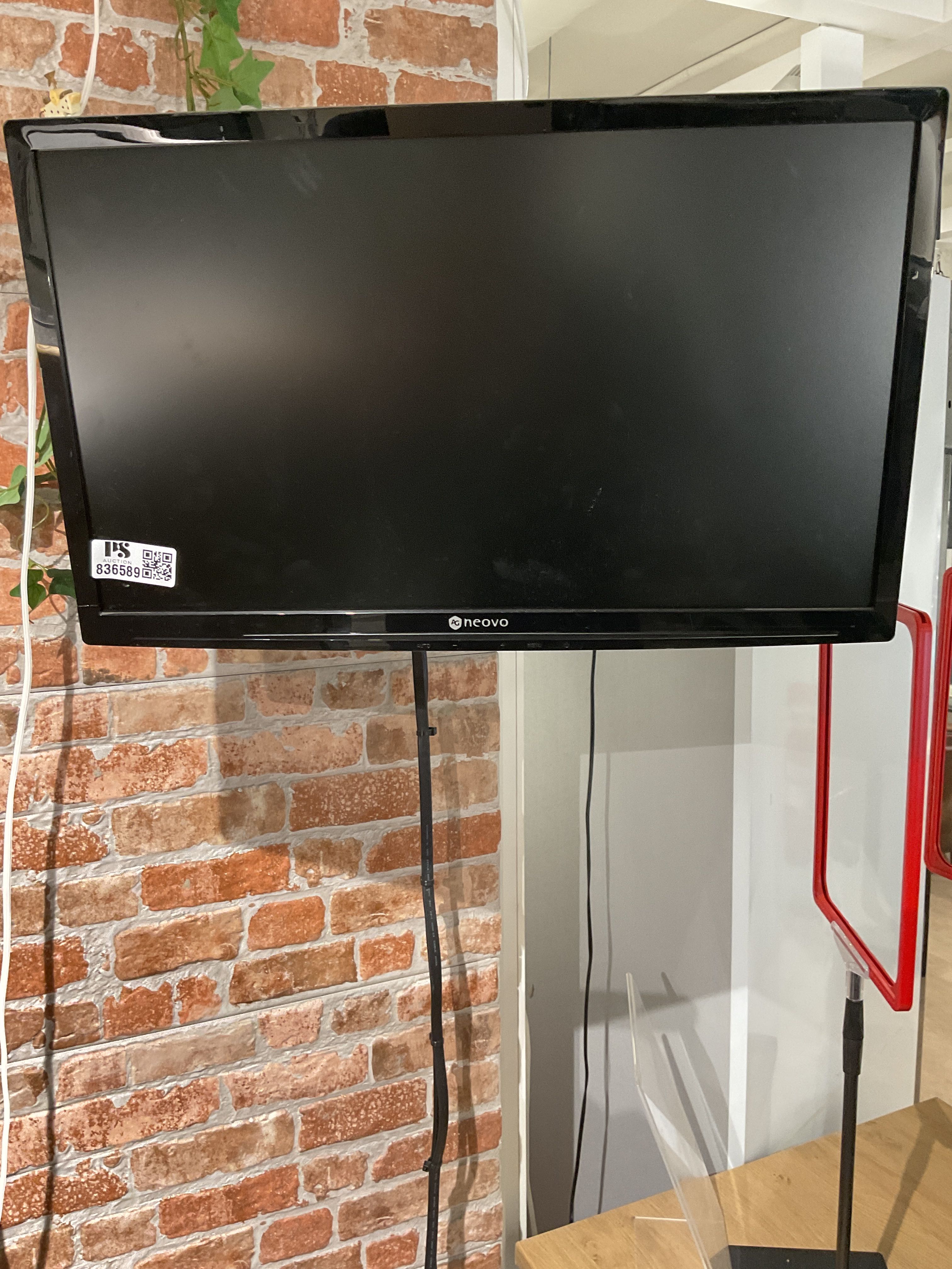 Wall-mounted TV screen - PS Auction - We value the future - Largest in ...