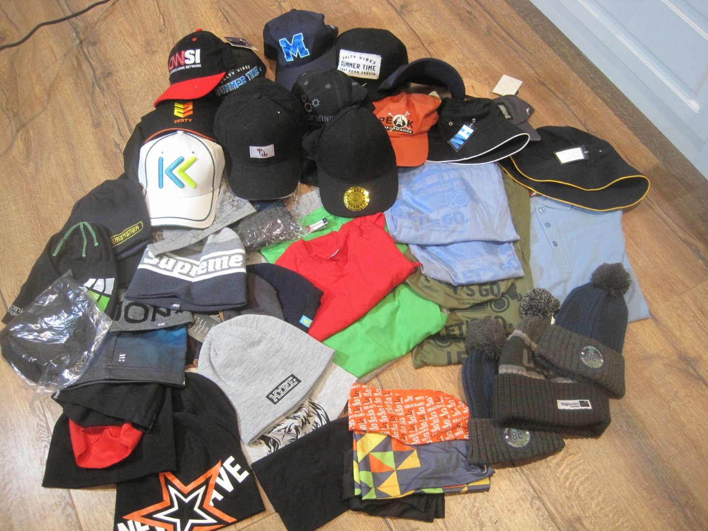 Large set of caps, hats, hoods, sweaters, T-shirts, mouth/neck warmers ...