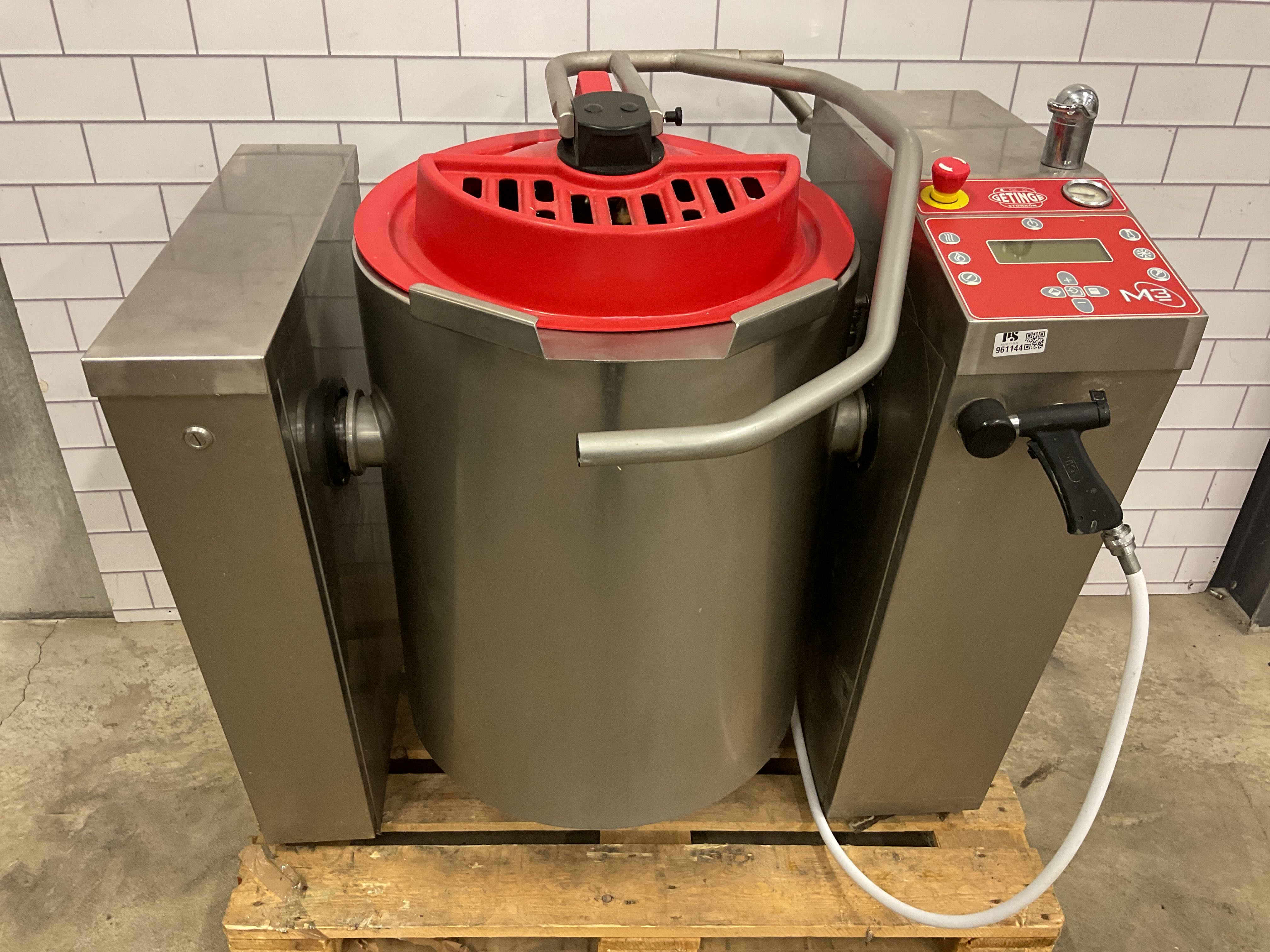 Boiling pot Getinge M3 with stirrer - PS Auction - We value the future ...