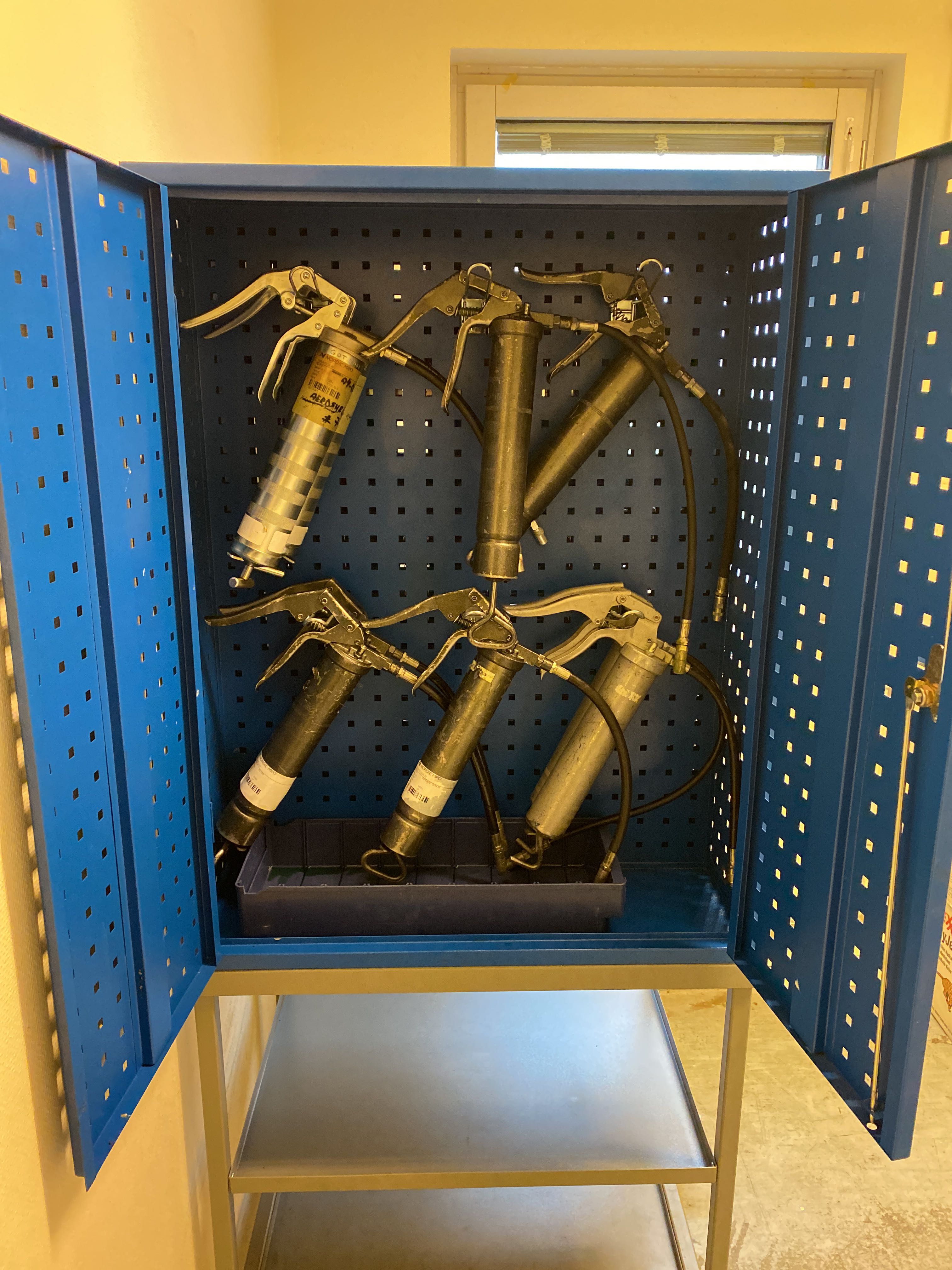 Tool cabinet with grease gun - PS Auction - We value the future ...