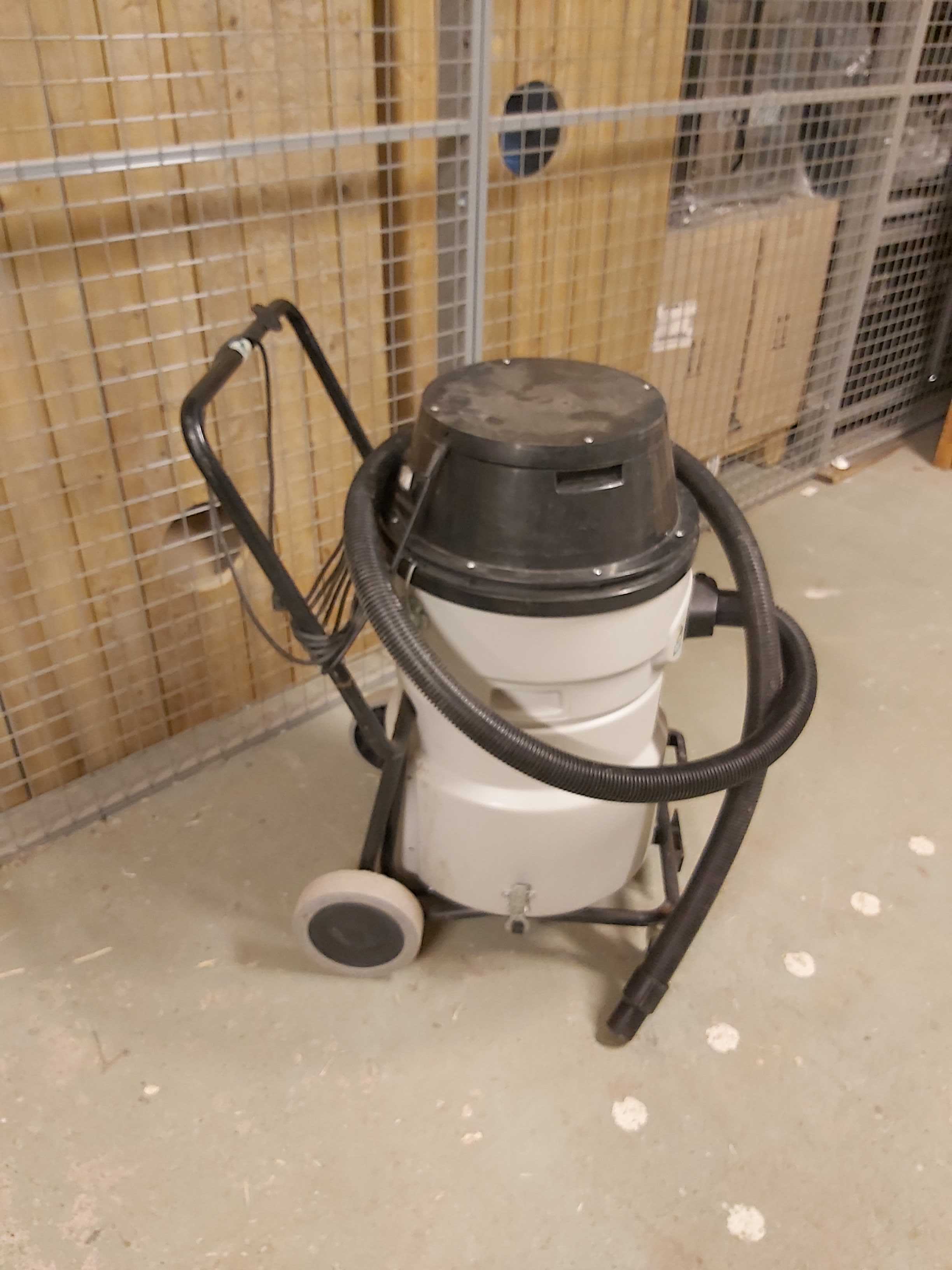 Rejäl vattendammsugare ACM 55PT - Auktioner online - Nätauktioner ...