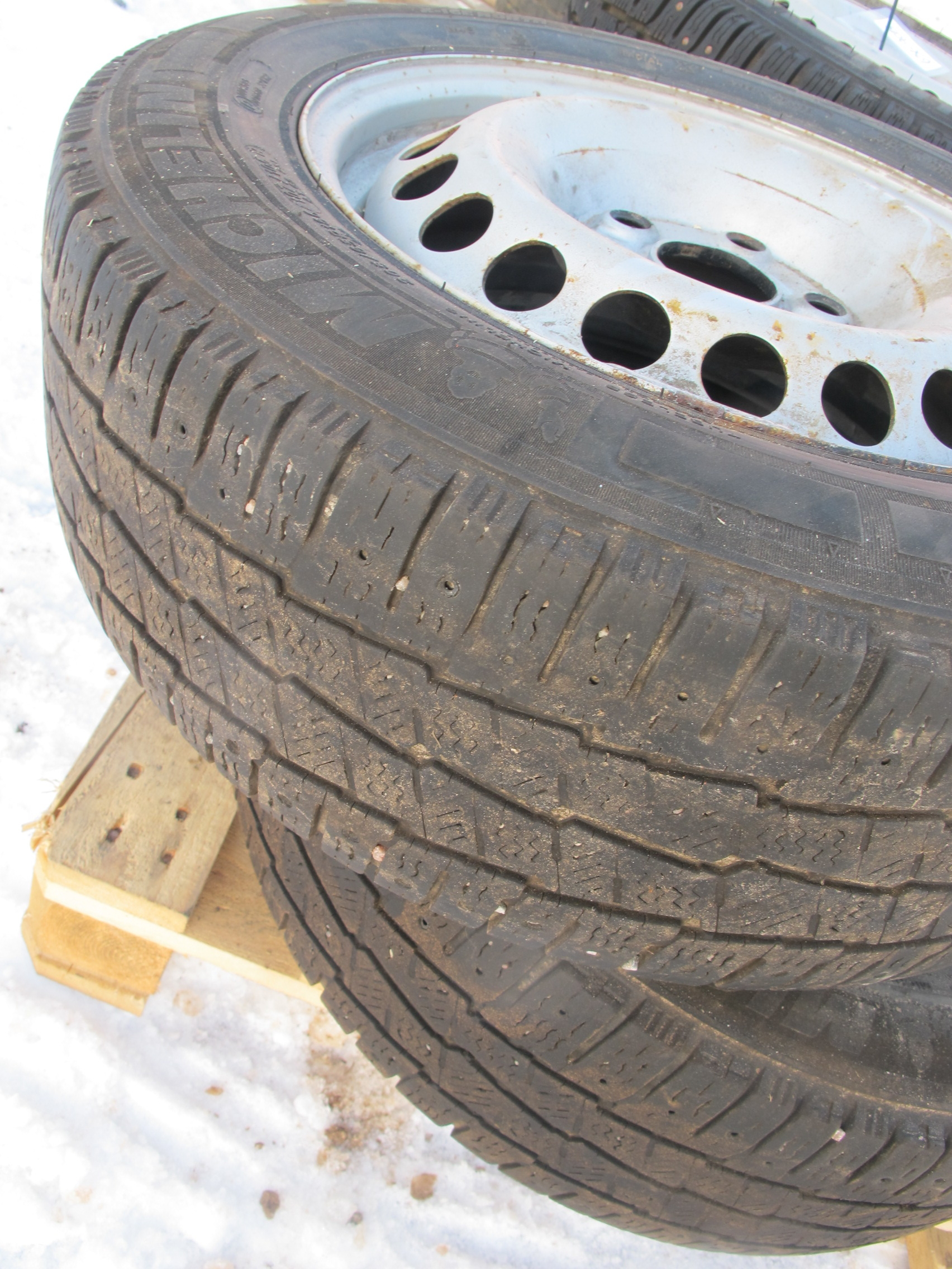 Däck på fälg, 4 st - Auktioner online - Nätauktioner & Konkursauktioner ...