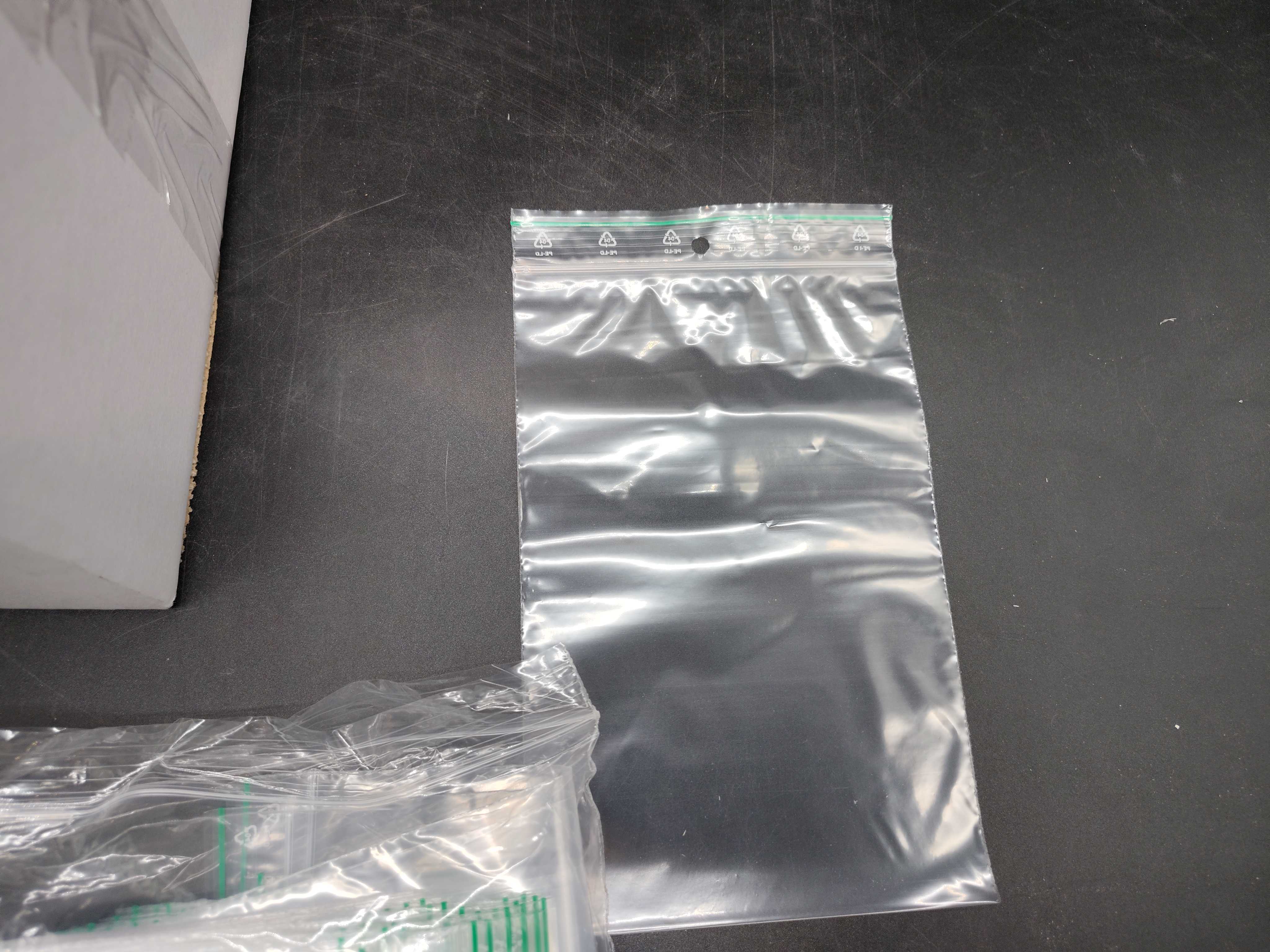 Blixtlåspåse, 4 st 1000-pack, utan skrivfält (120x180x0,05) - Auktioner ...