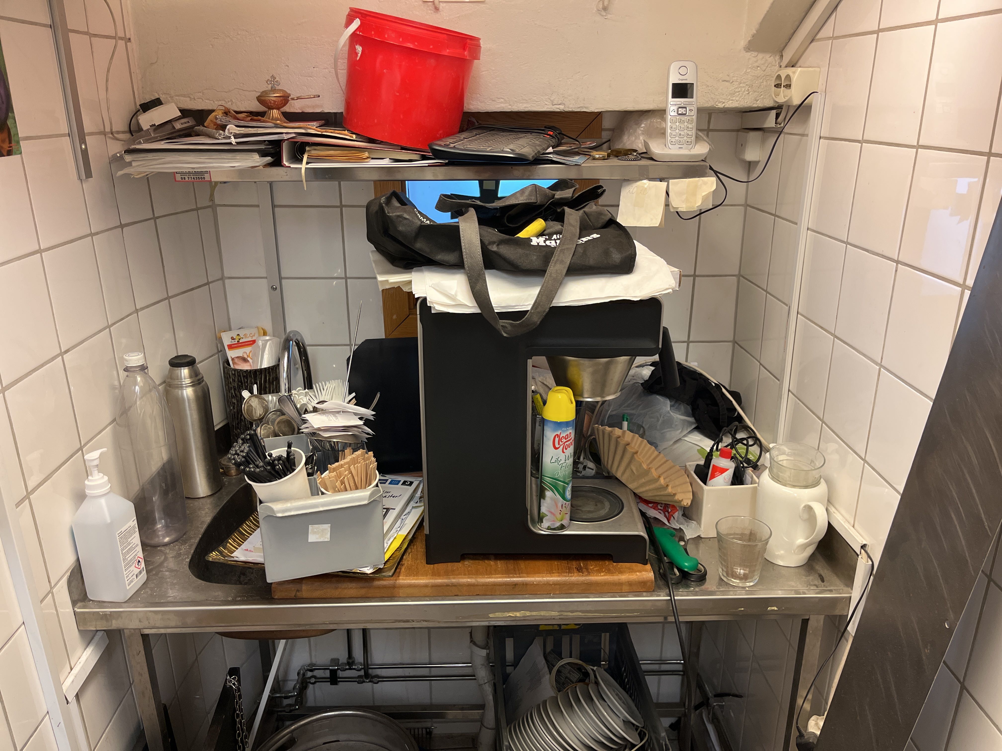 Rostfria hyllor & diskho samt diverse innehåll - Auktioner online ...