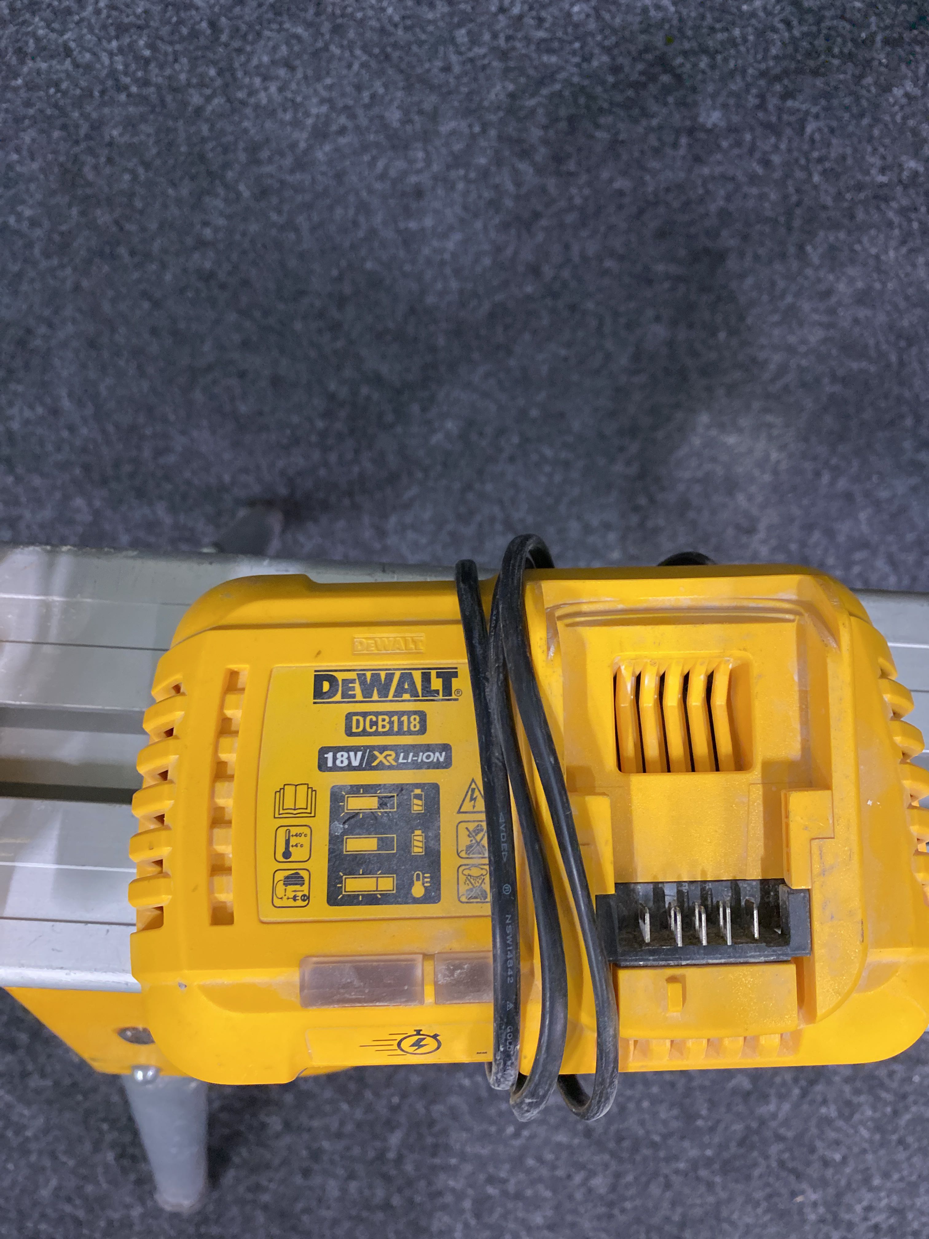 Cut & miter saw DCS778 & Saw stand DE7033 Dewalt (incl. battery ...