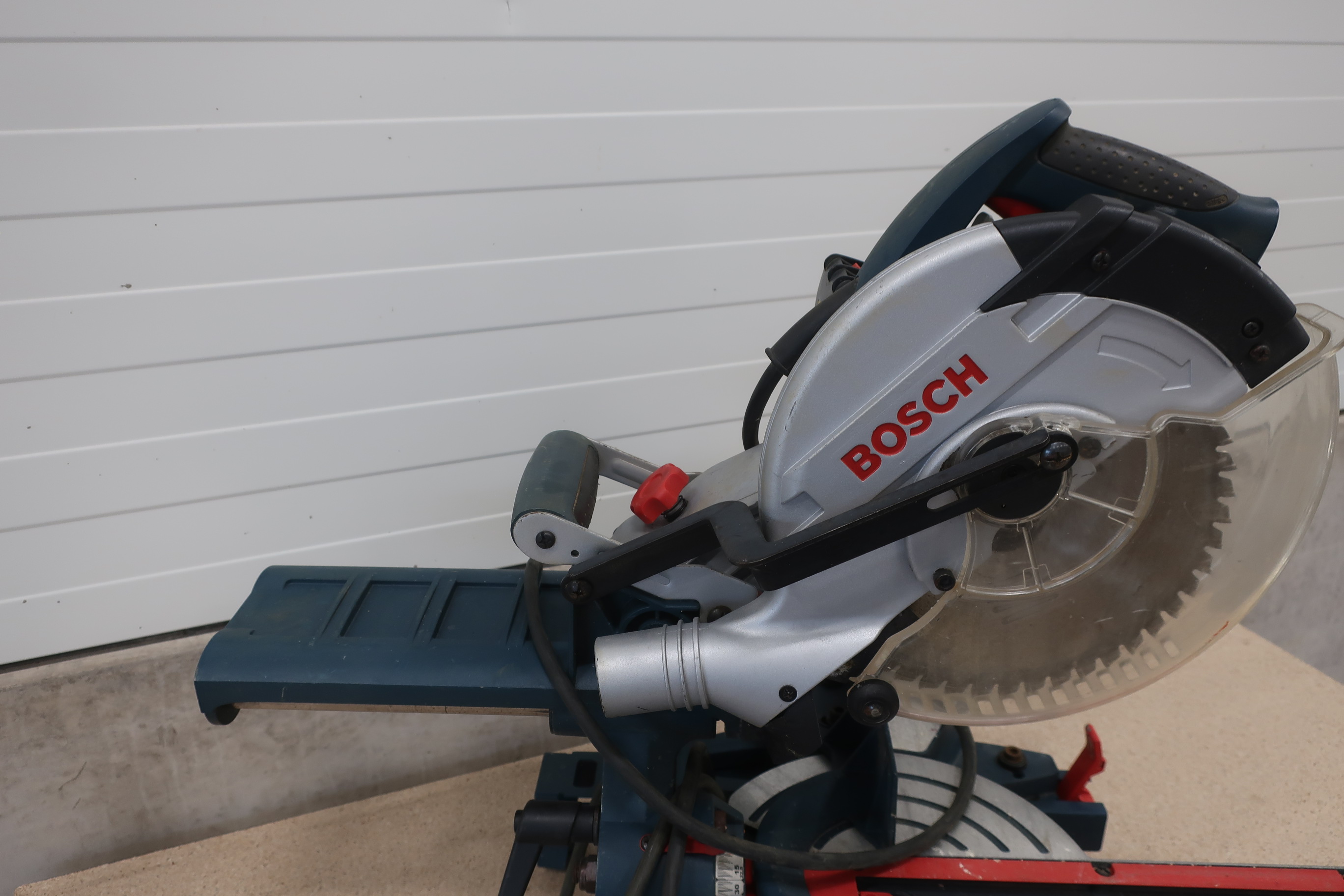 Cutting and miter saw Bosch GCM 8S - PS Auction - We value the future ...