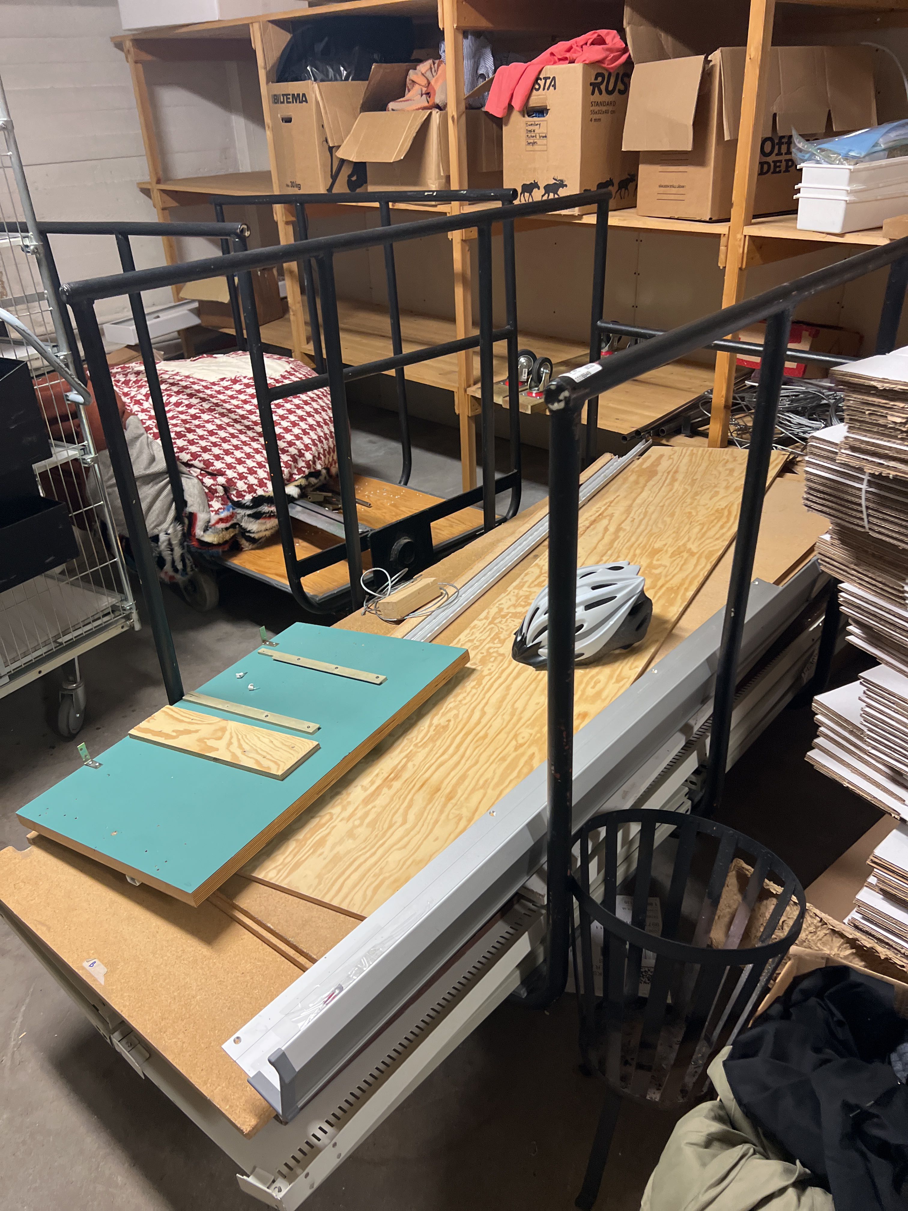 Carts, Cabling, Boxes & miscellaneous - PS Auction - We value the ...