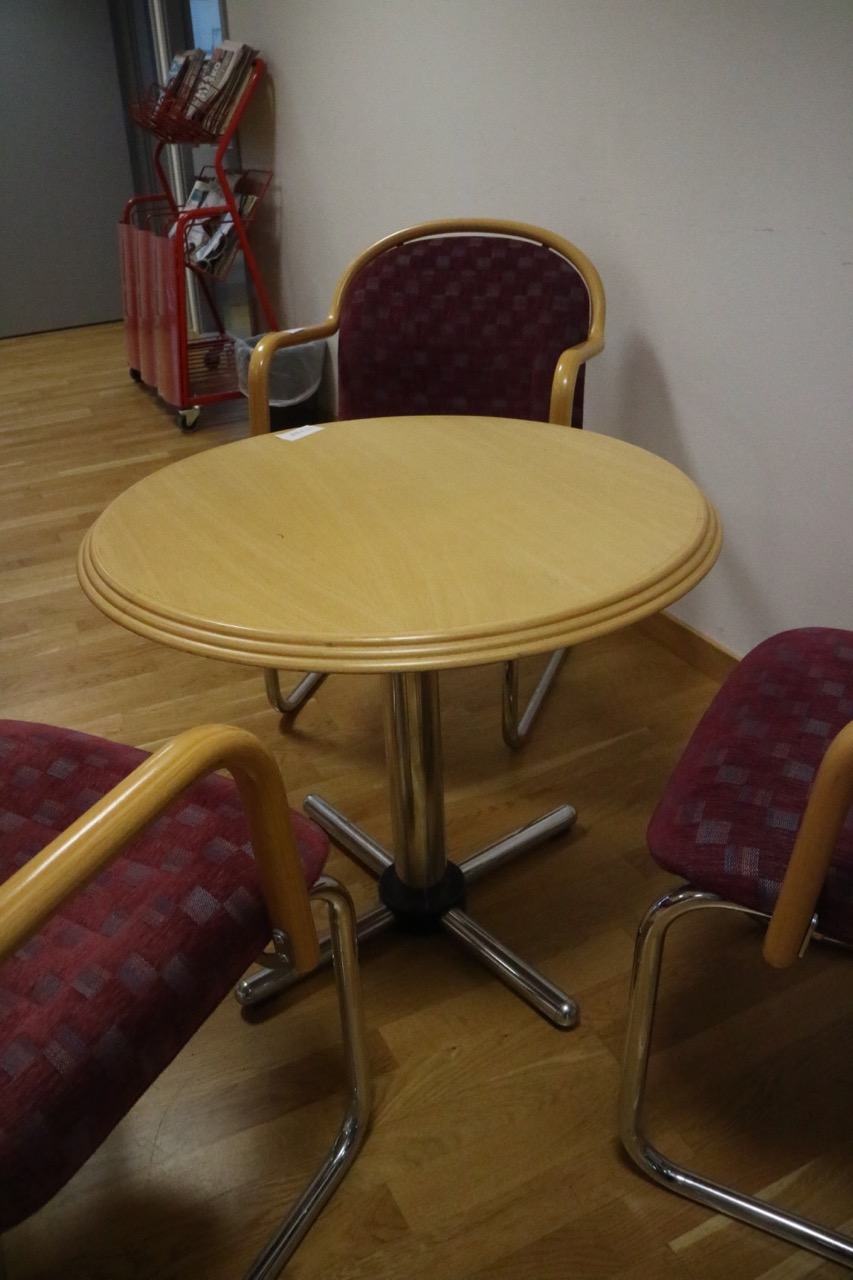 Visitor group with round table and 3 chairs - PS Auction - We value the ...