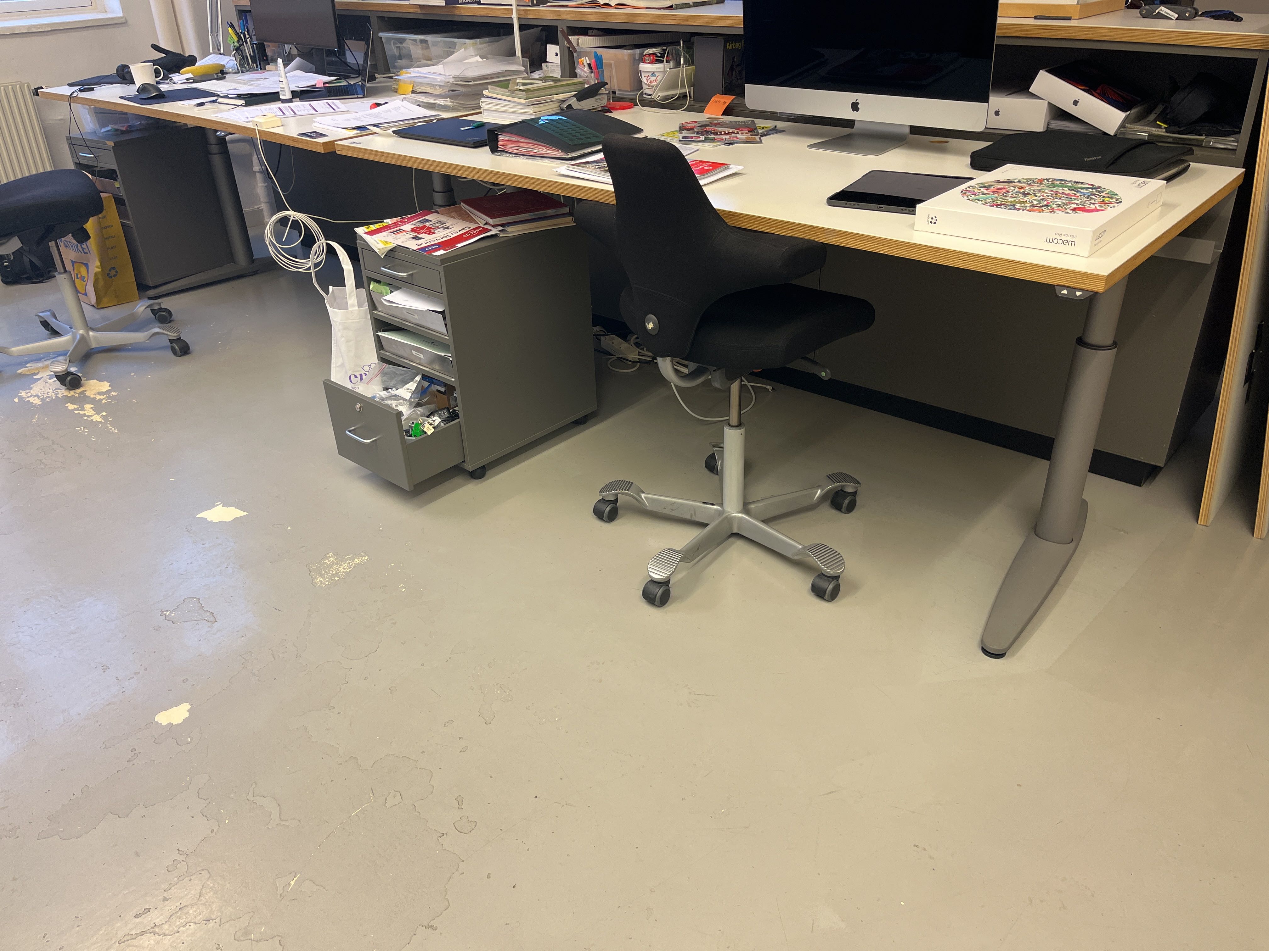 2 raise and lower desks with office chairs - PS Auction - We value the ...