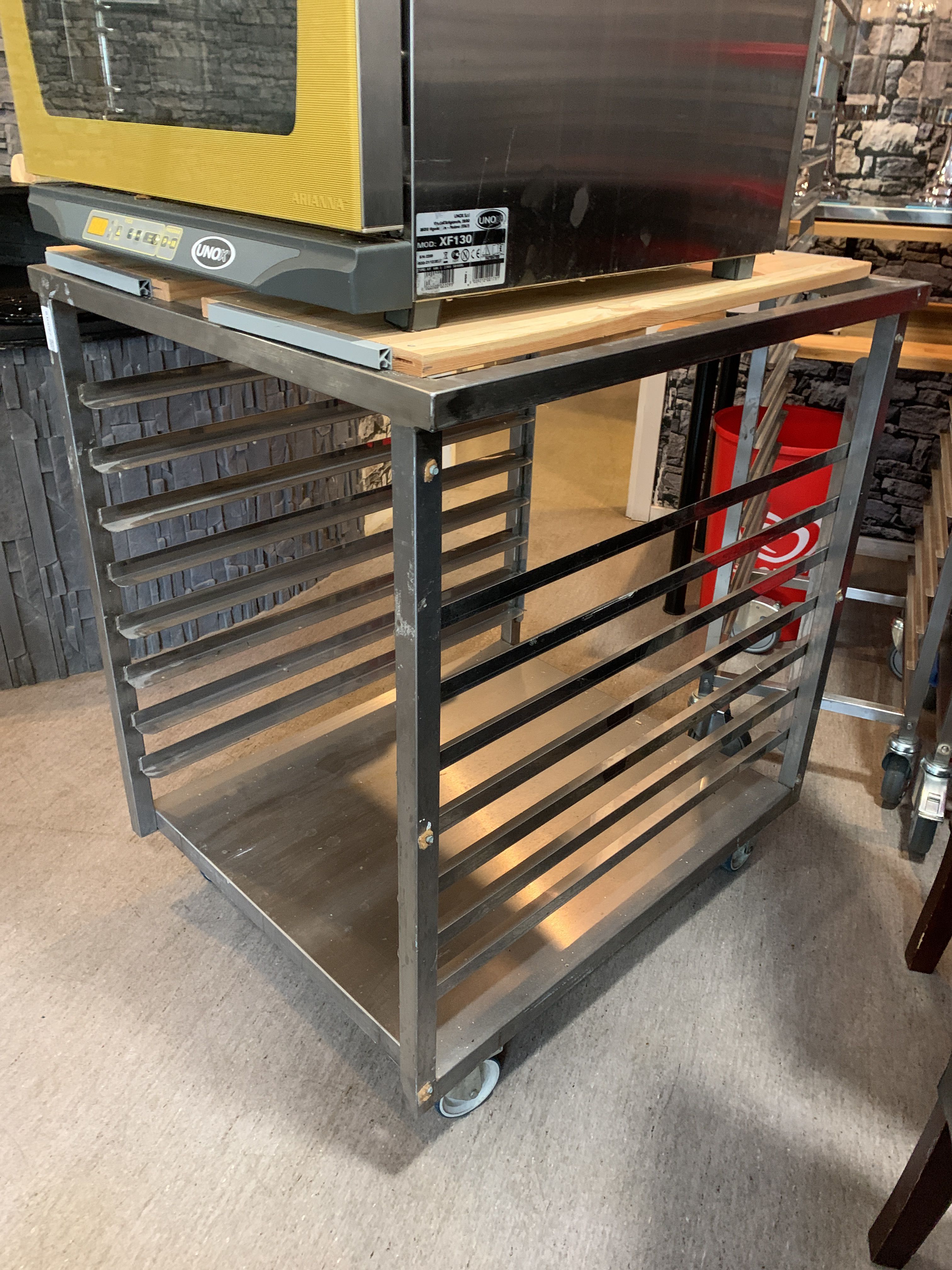 Sheet metal stand on wheels in stainless steel - PS Auction - We value ...