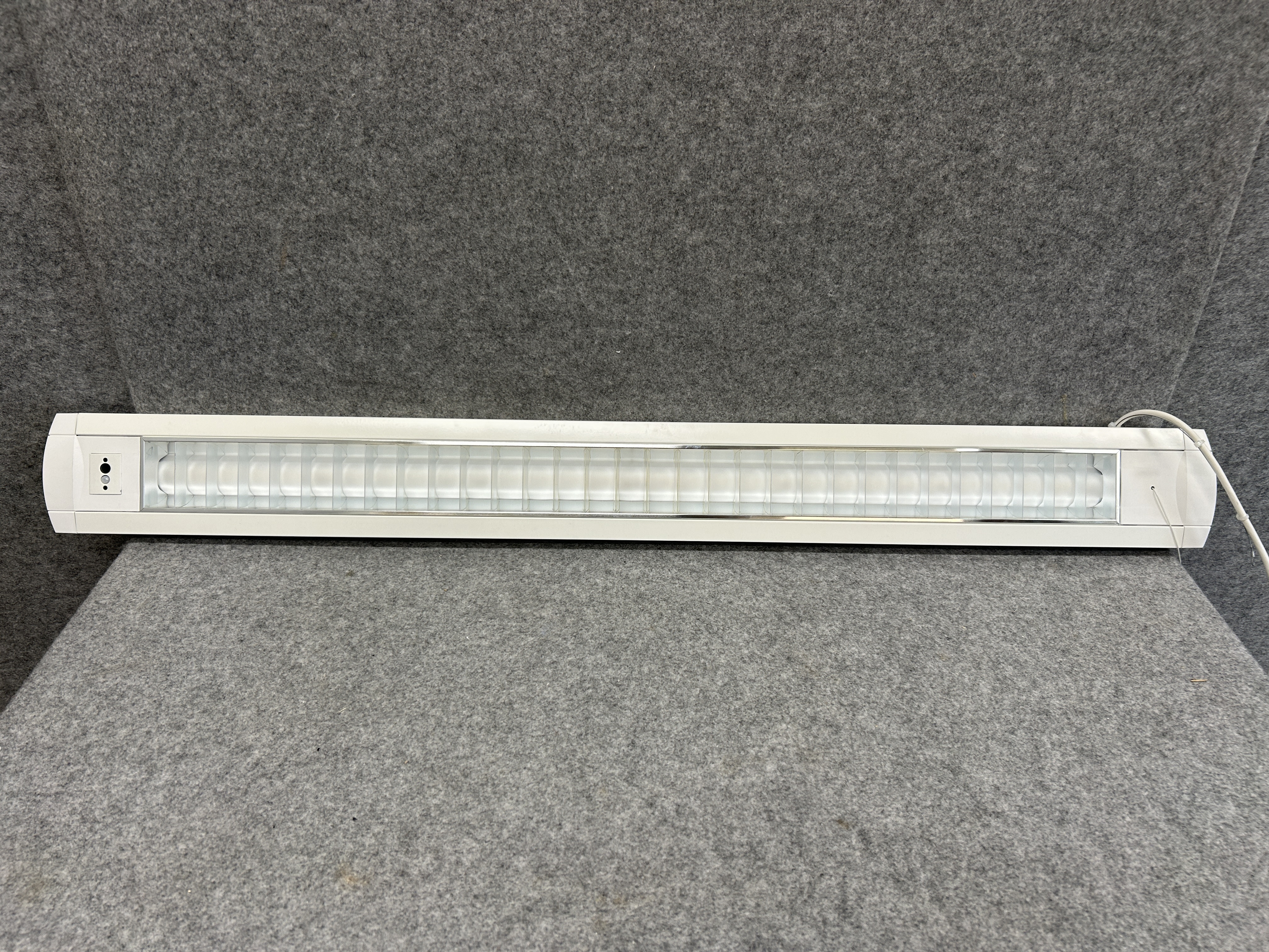 LED-armaturer med rörelsesensor - Fagerhult ca 150 st (2277518) - Hitta ...