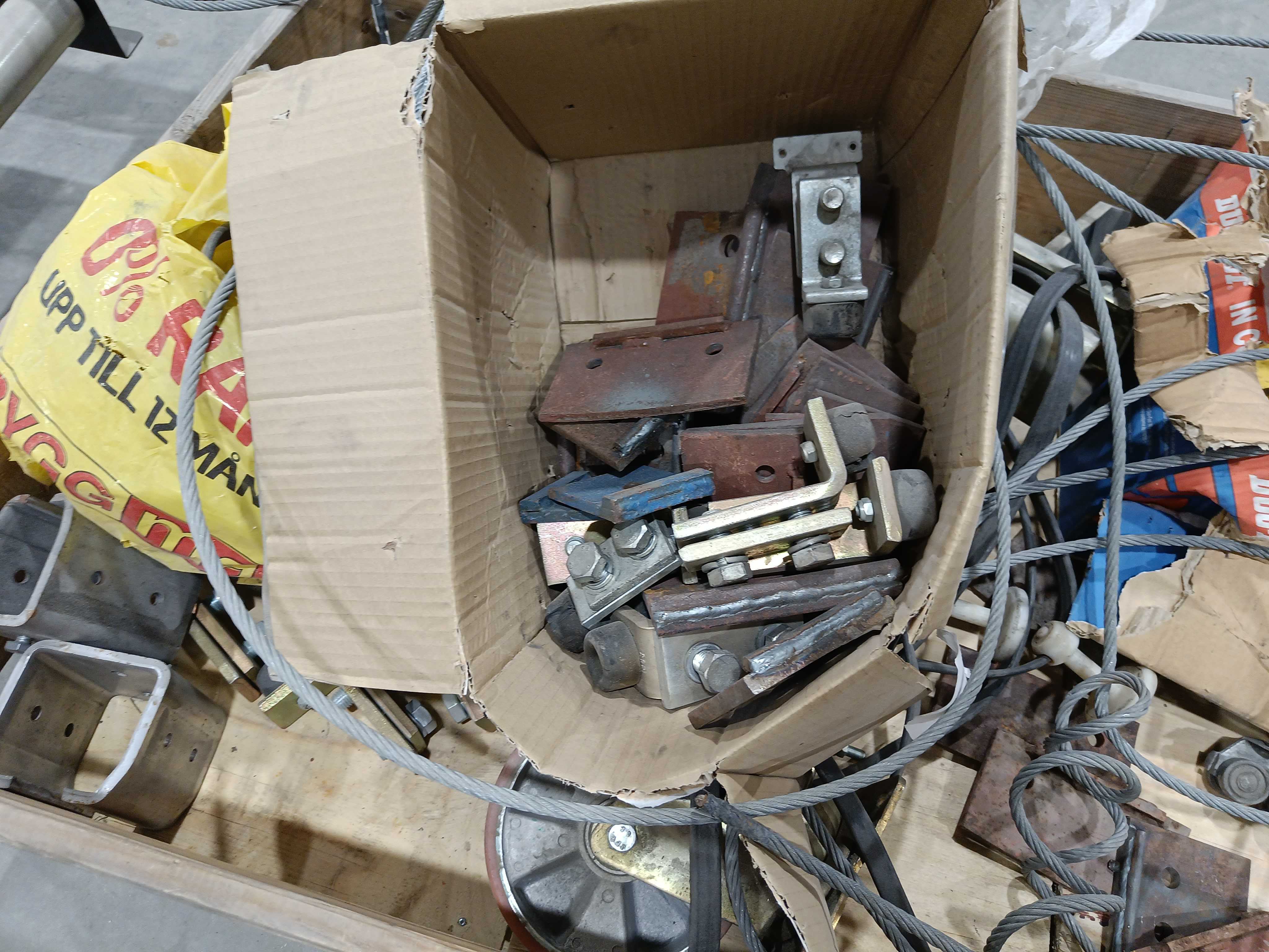 3 pallets with traverse motors and accessories - PS Auction - We value ...