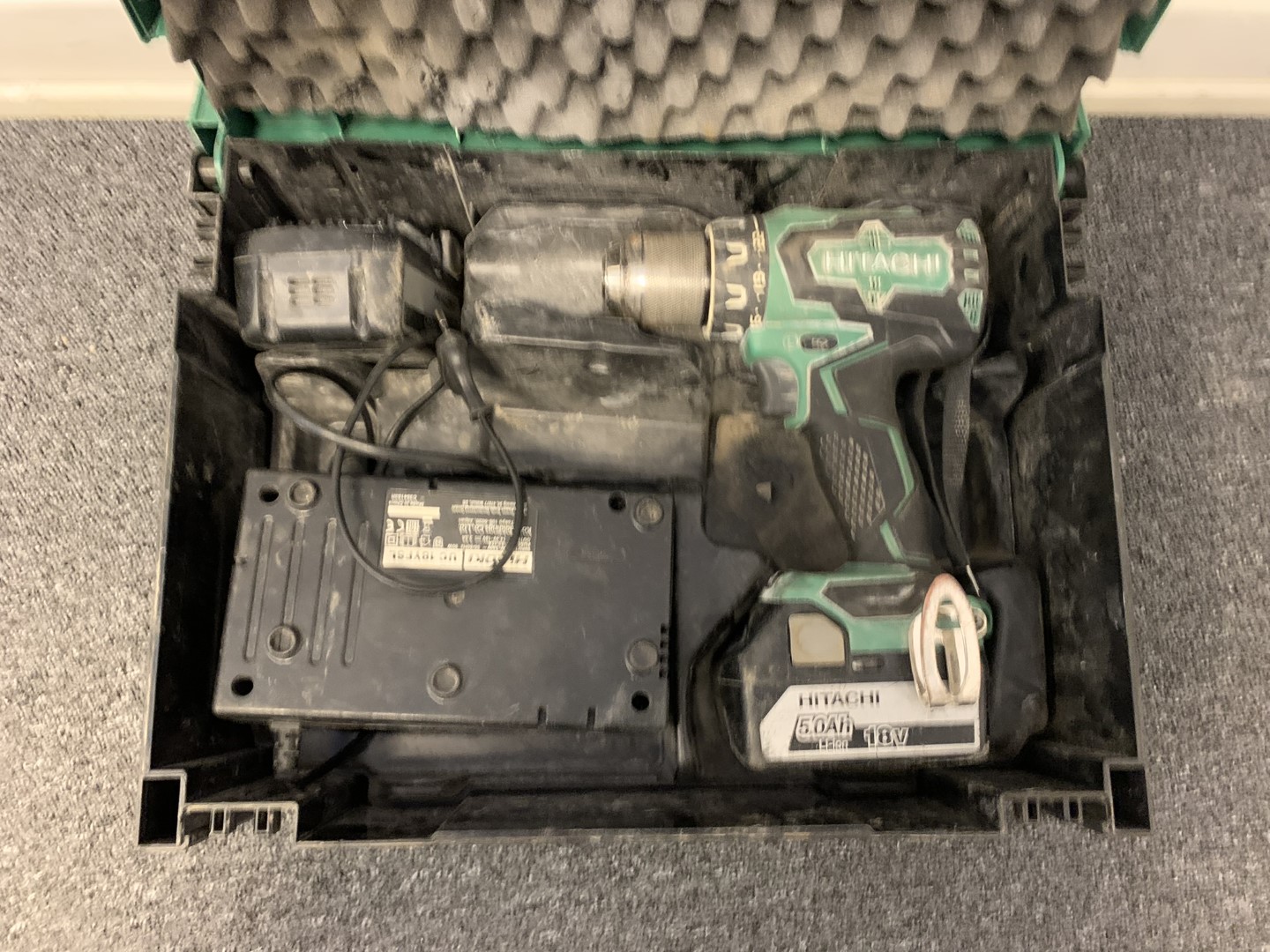 Borrskruvdragare Hitachi DS18DBSL med laddare och 2 batterier ...