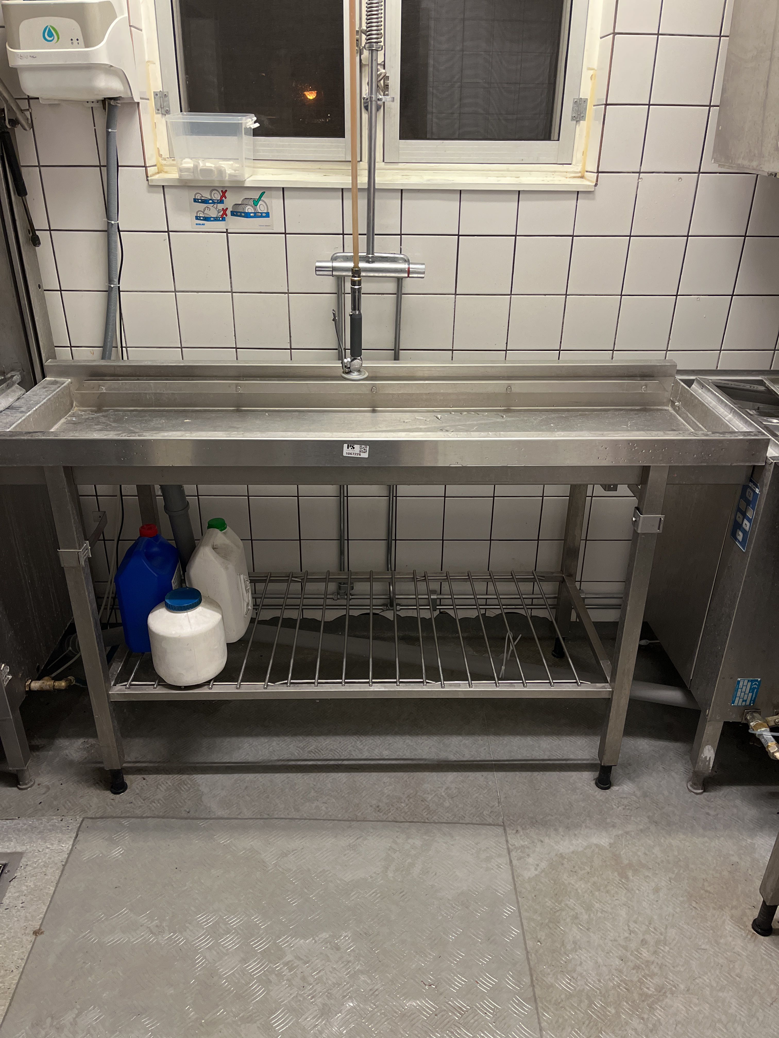 Rostfria diskbänkar 3 st med mera - Auktioner online - Nätauktioner ...