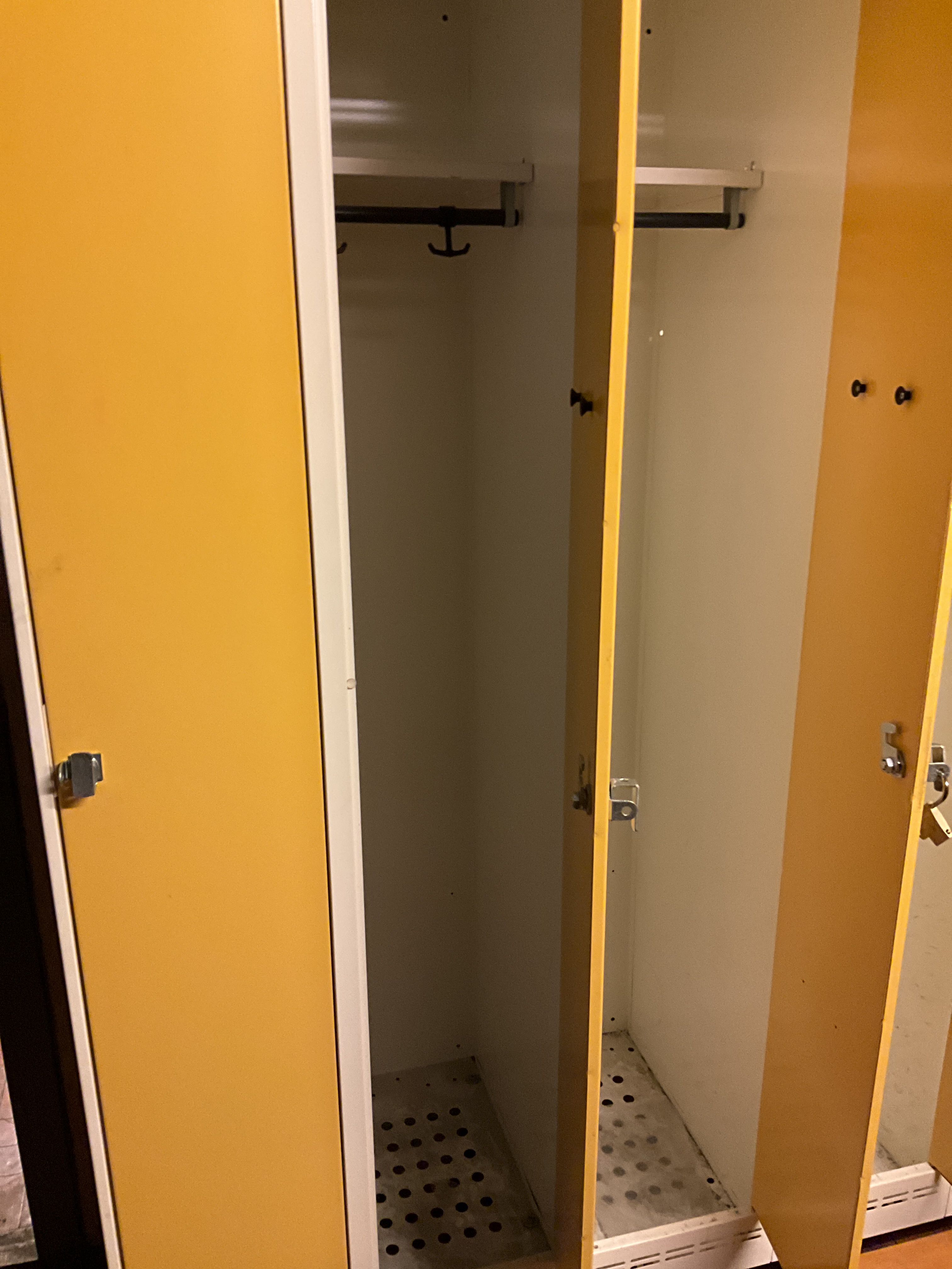 Wardrobe with benches - PS Auction - We value the future - Largest in ...