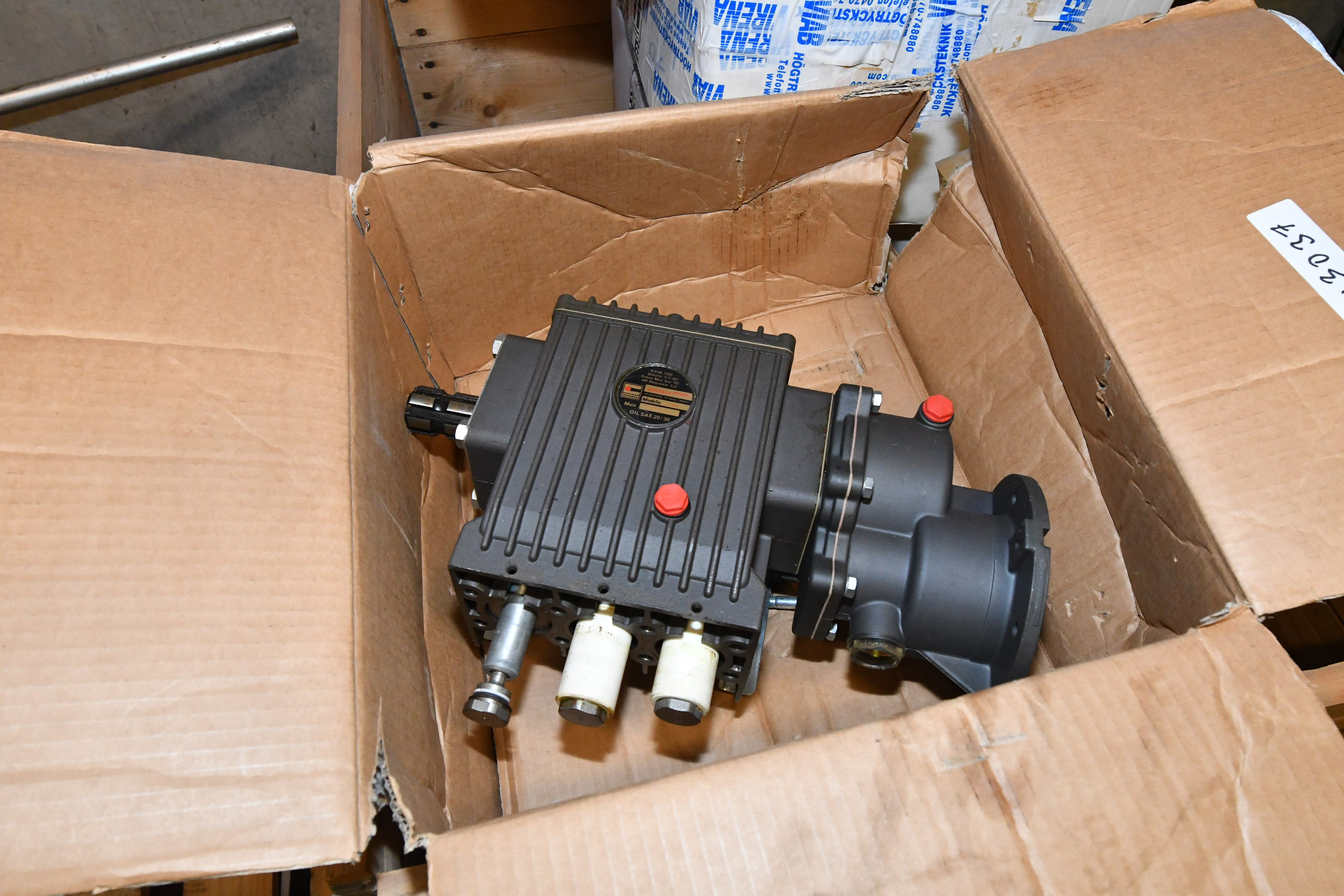 Pallet with high pressure pumps - PS Auction - We value the future ...