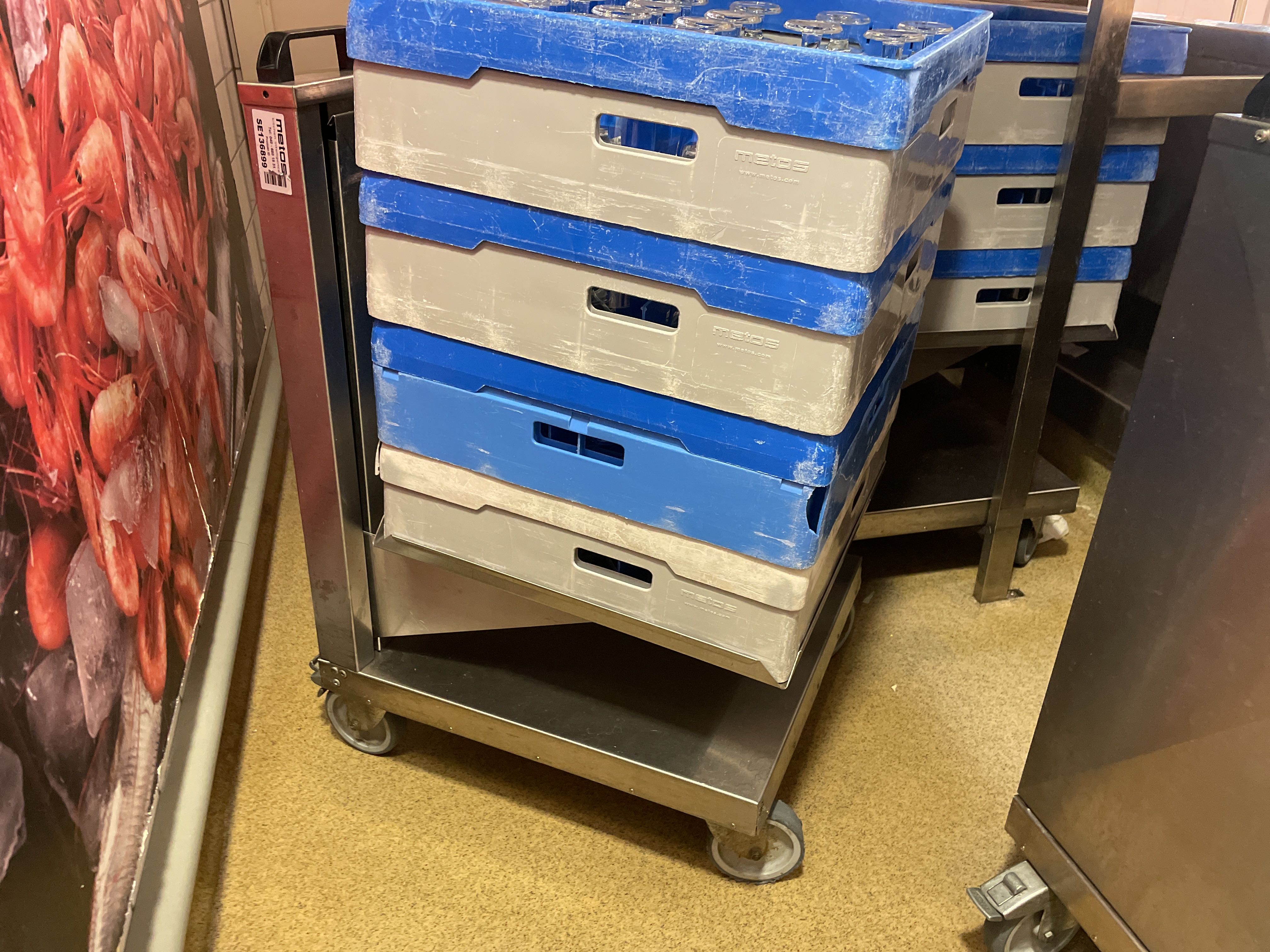 Vagn för disk eller glas-backar - Auktioner online - Nätauktioner ...