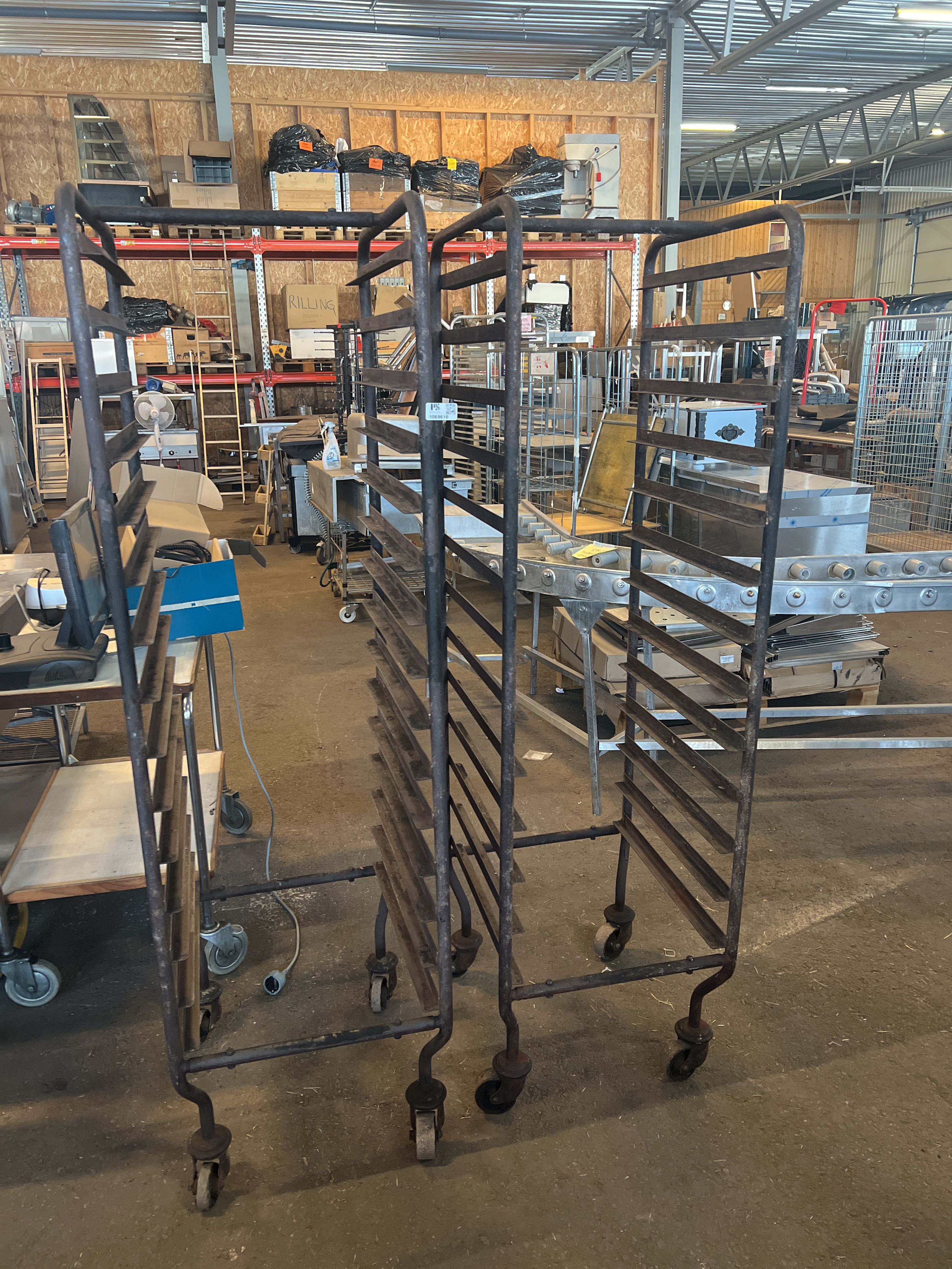 2 bakery trolleys for 45x60 sheets - PS Auction - We value the future ...