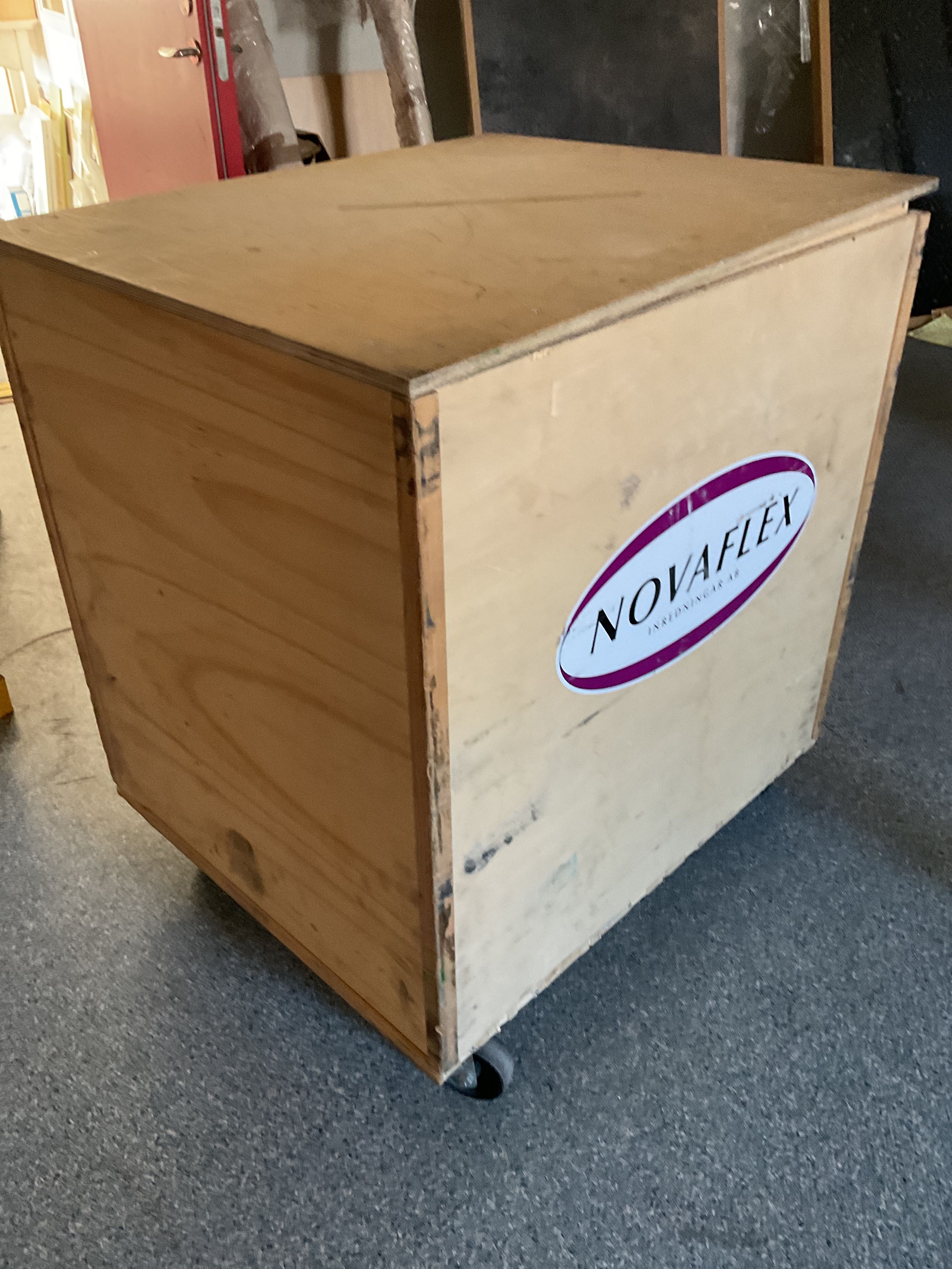 Wooden box on wheels - PS Auction - We value the future - Largest in ...