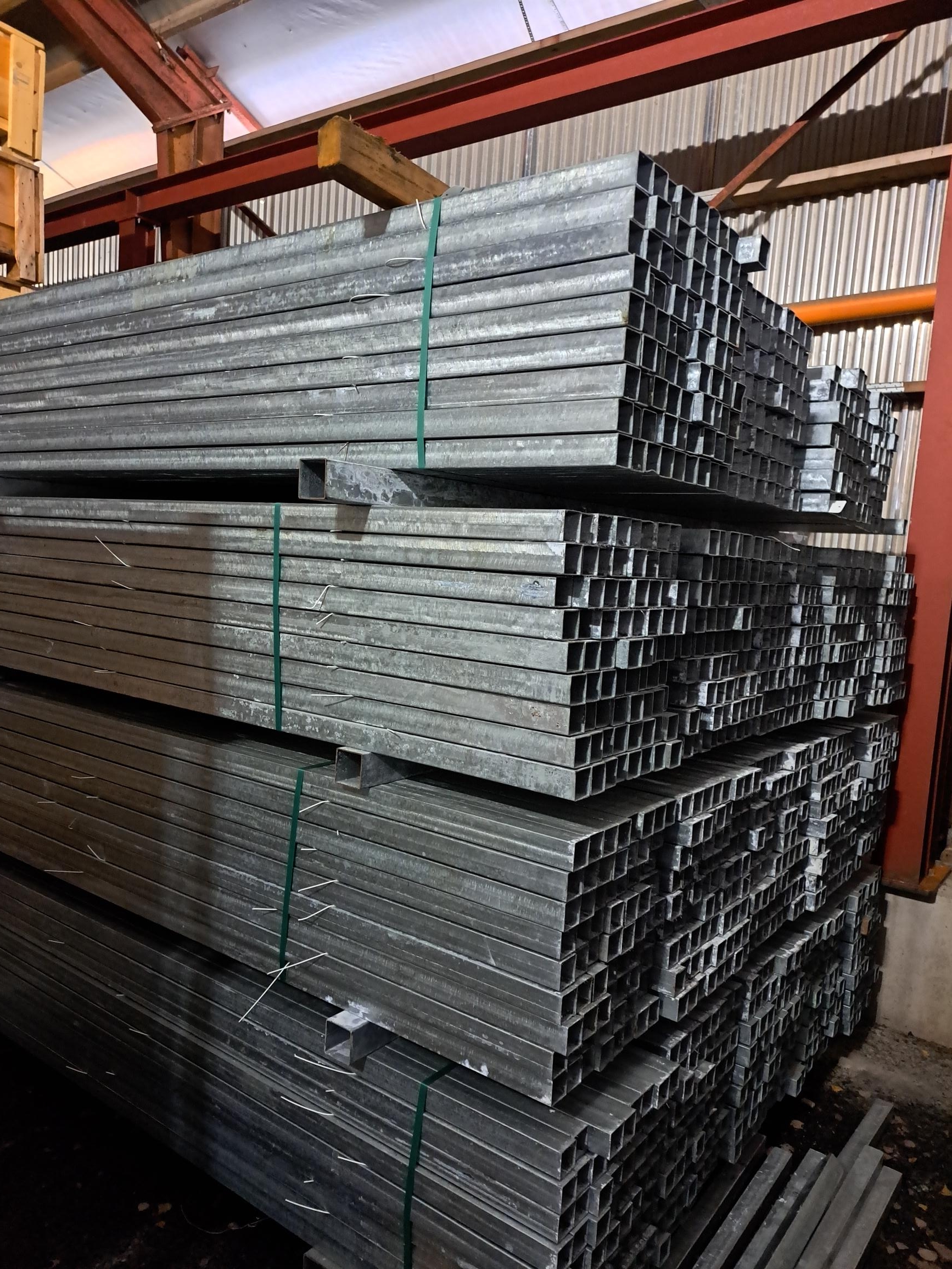 Parti med defekta stålprofiler 50x50x1,5 VFZ, längd 2750 mm - Auktioner ...