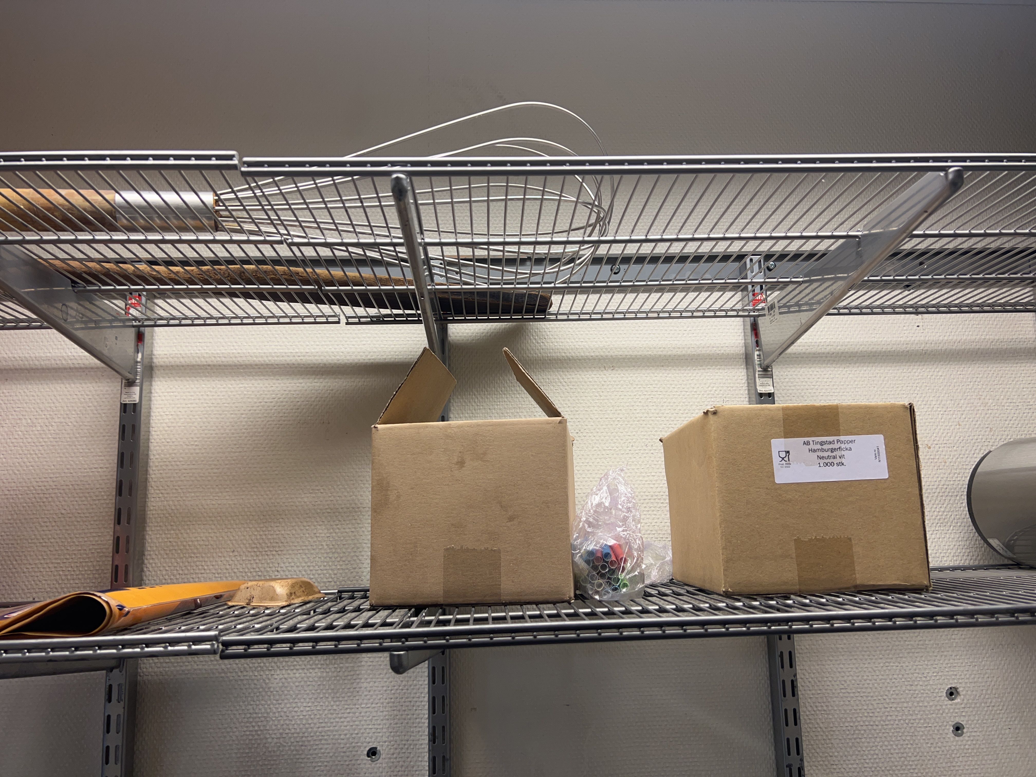 Grid shelves with cans, styrofoam boxes & more - PS Auction - We value ...