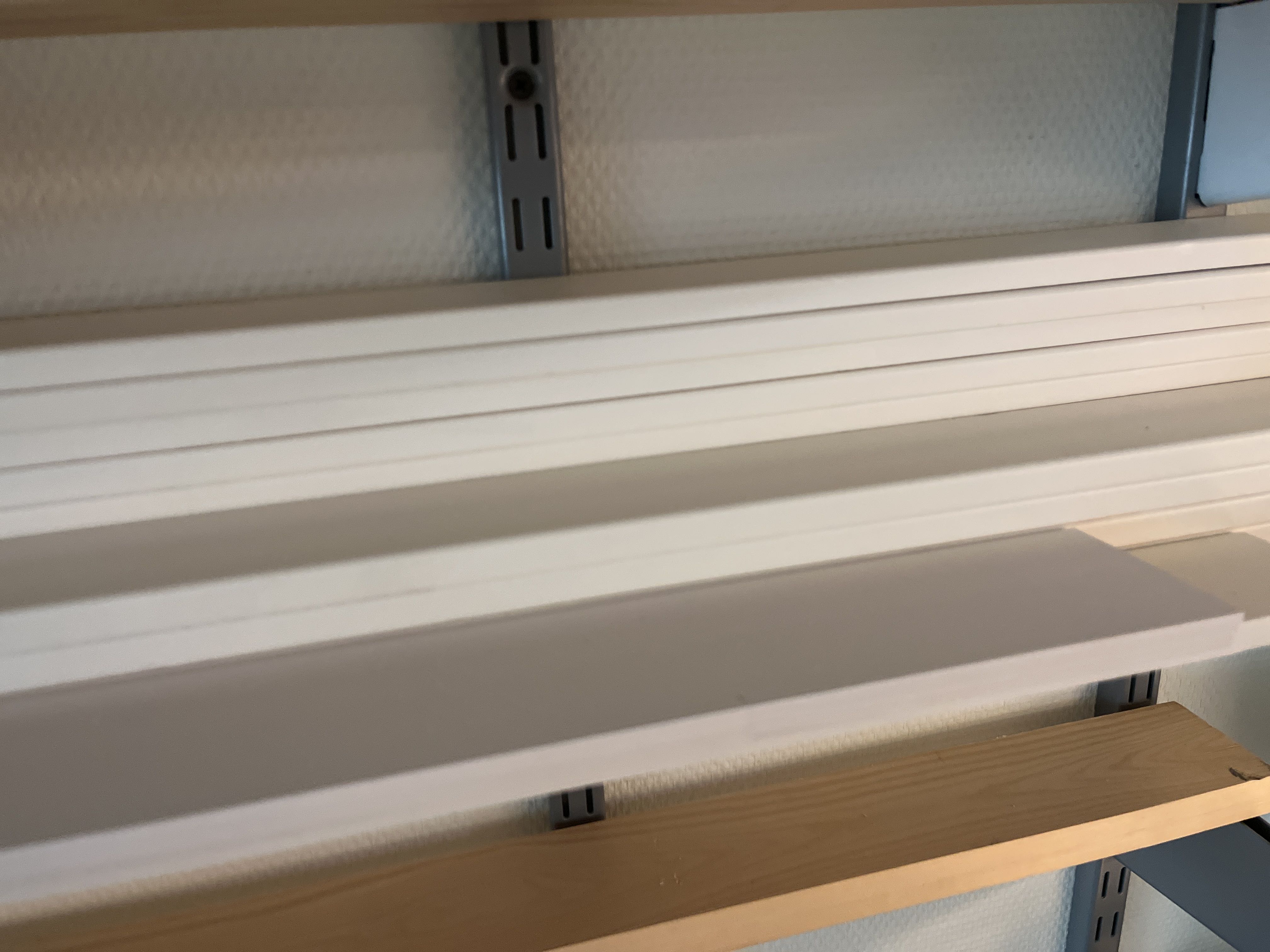 Material på hyllor - Auktioner online - Nätauktioner & Konkursauktioner ...