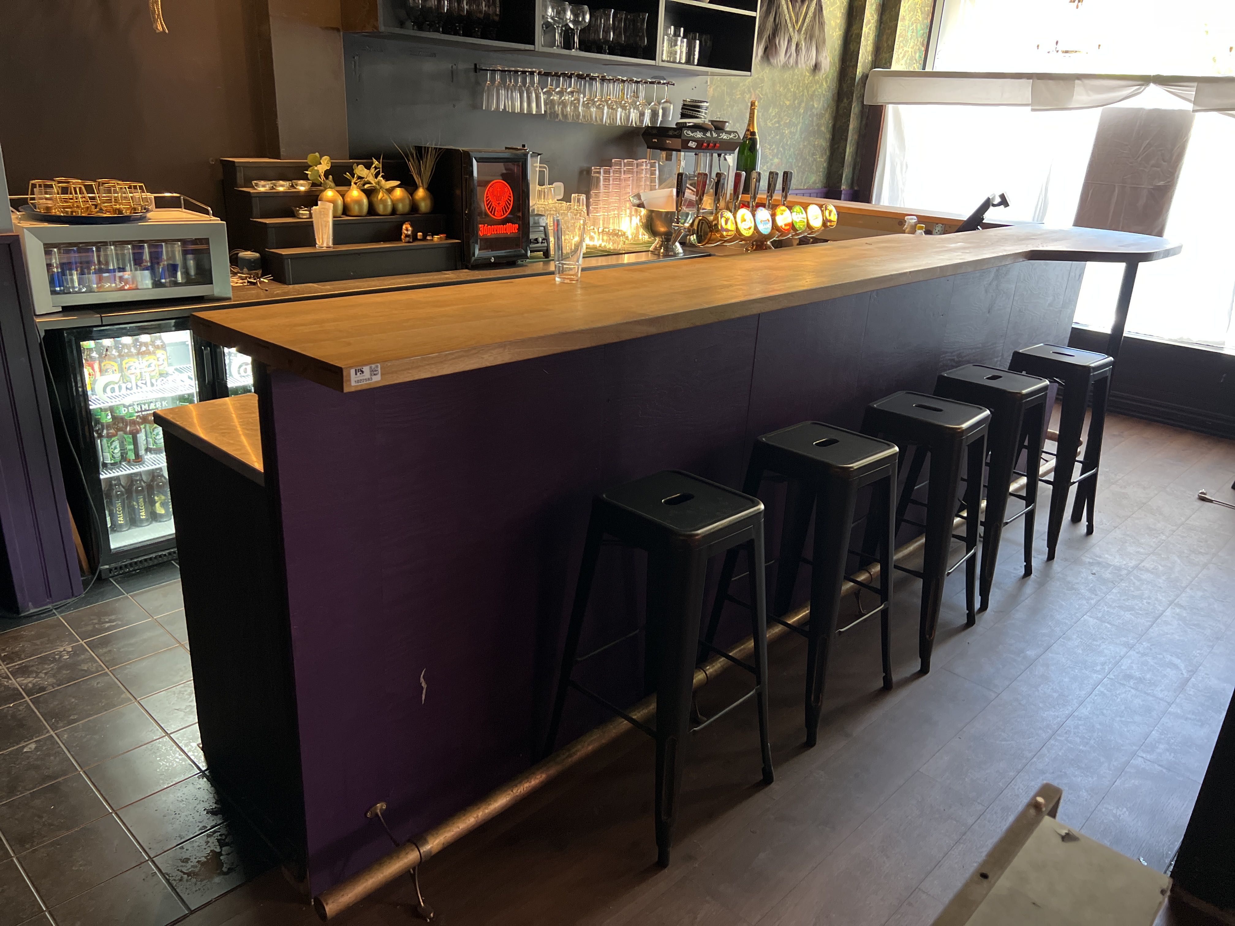 Bar counter with 7 stools - PS Auction - We value the future - Largest ...