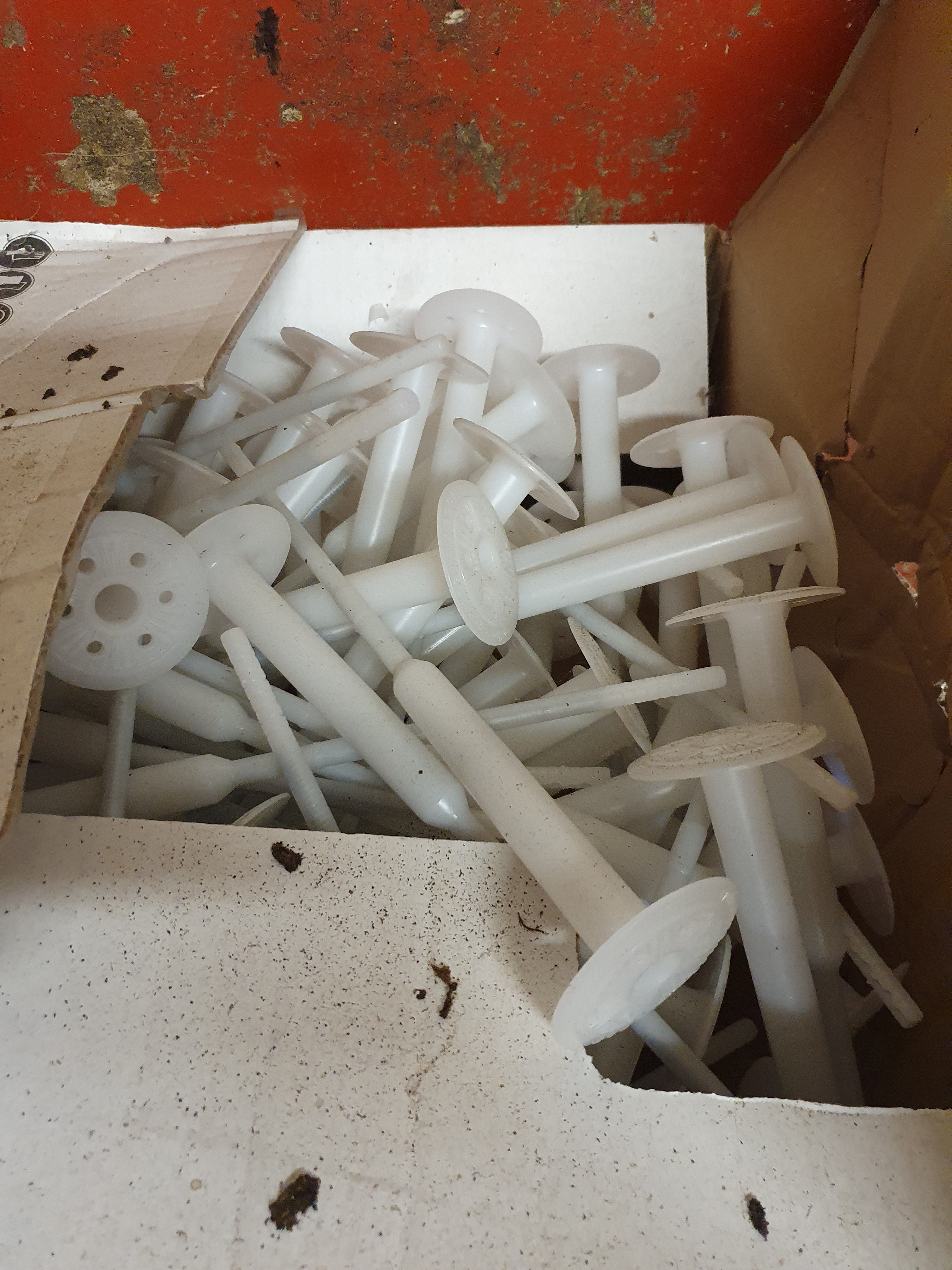 Infästning, pluggar, brickor Distanser i plast i olika dimensioner ...