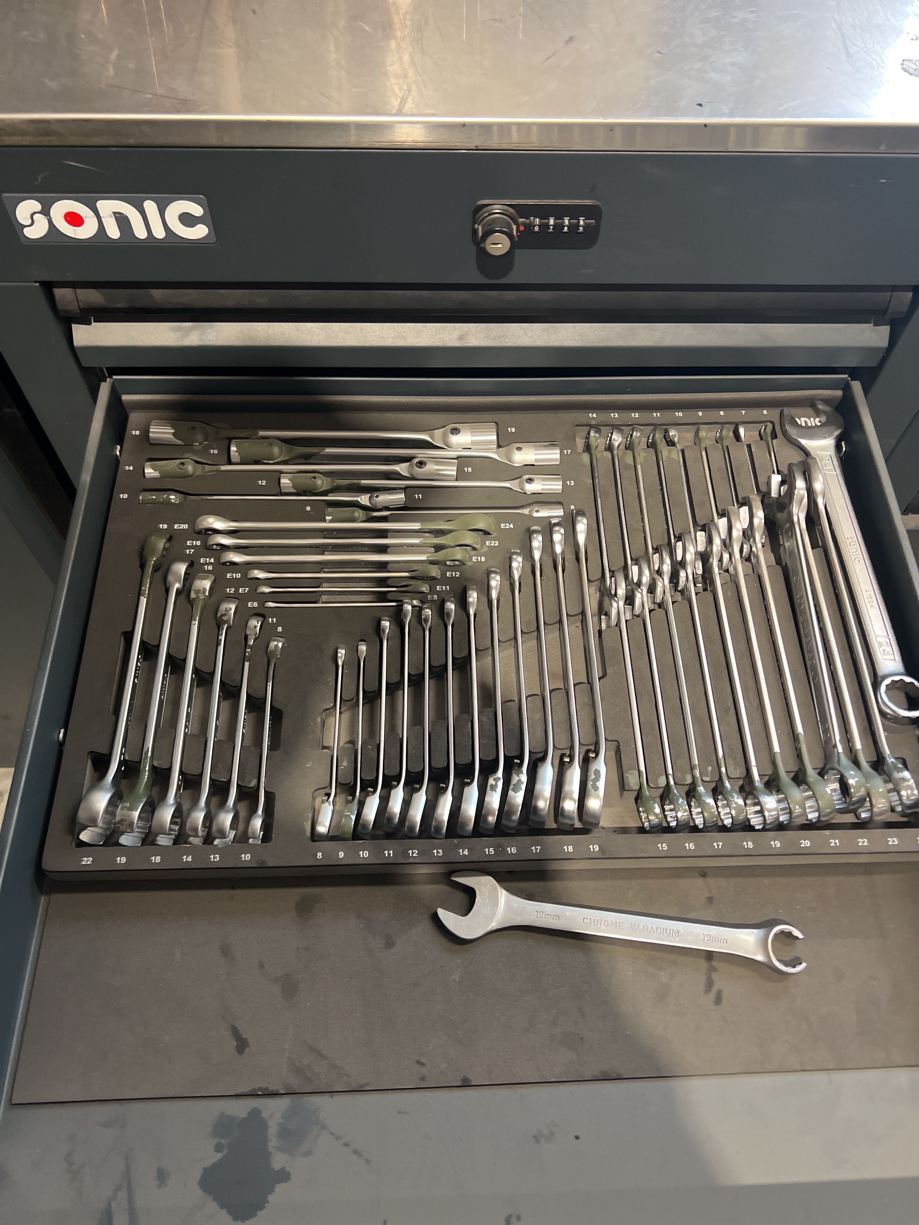 Sonic service station with tools - PS Auction - We value the future ...