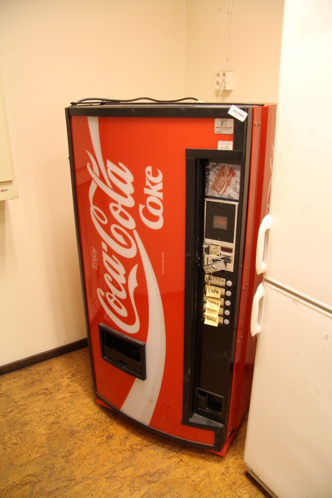 Coca Cola automat - Auktioner online - Nätauktioner & Konkursauktioner ...