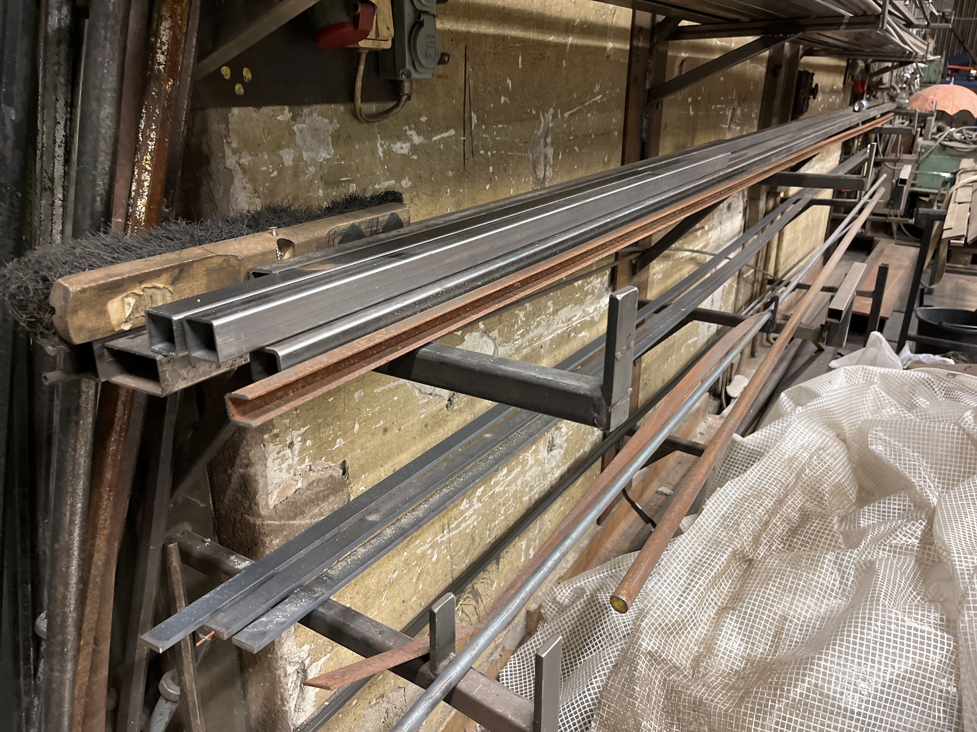 Samling med diverse metallprofiler i varierat utförande - Auktioner ...