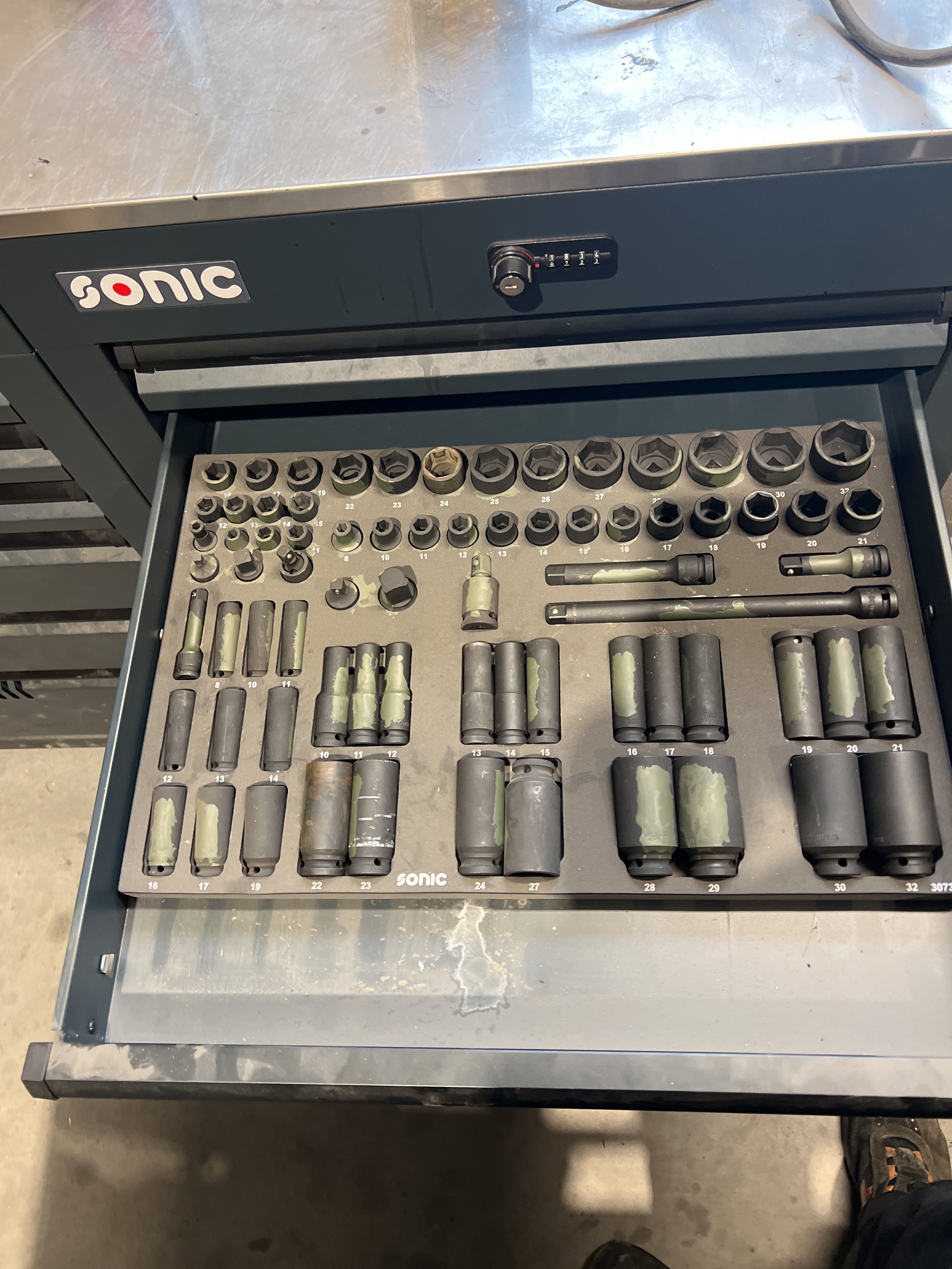 Sonic service station with tools - PS Auction - We value the future ...