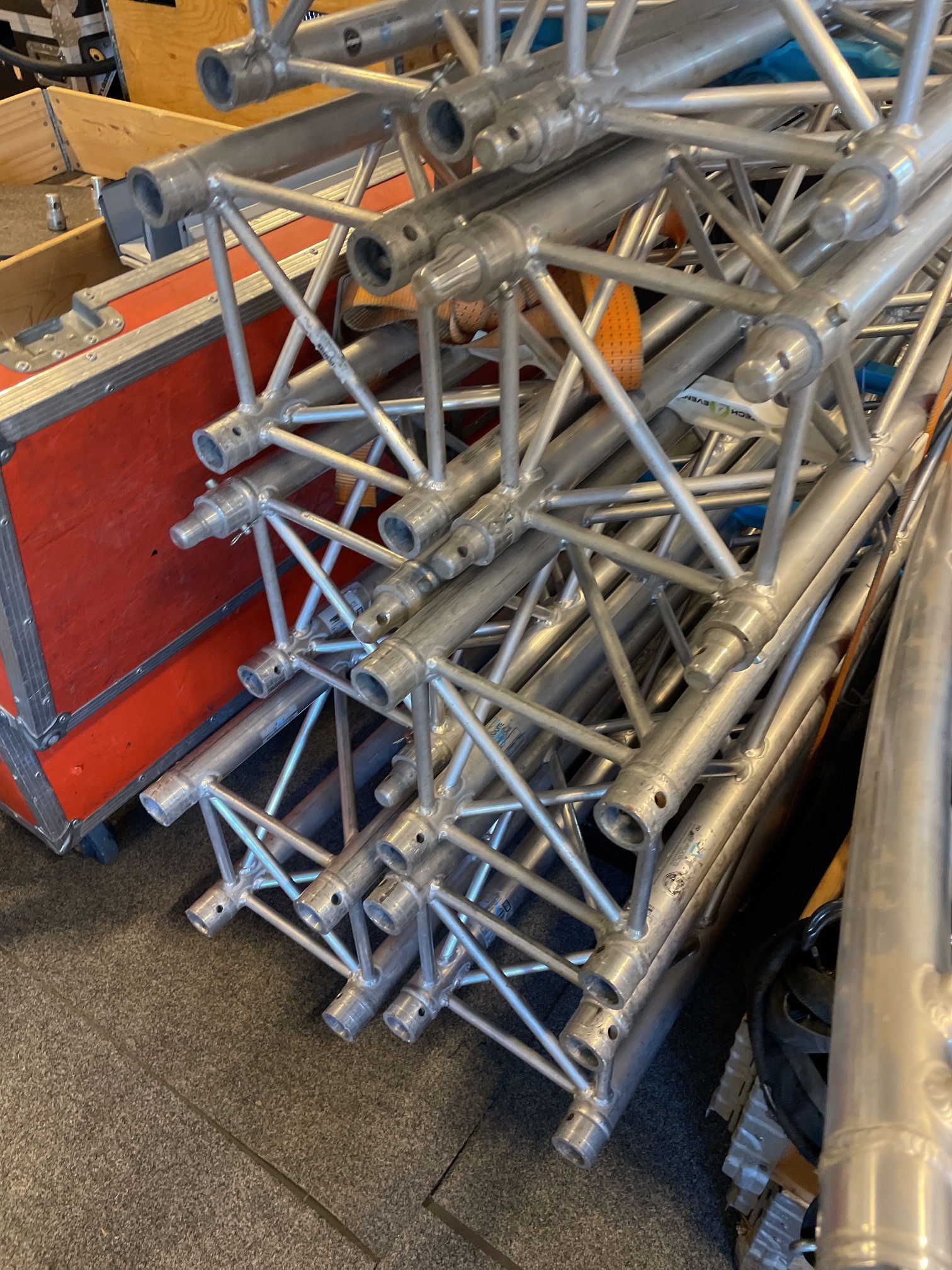 Braces Prolyte, 4 pieces of 2 meters - PS Auction - We value the future ...