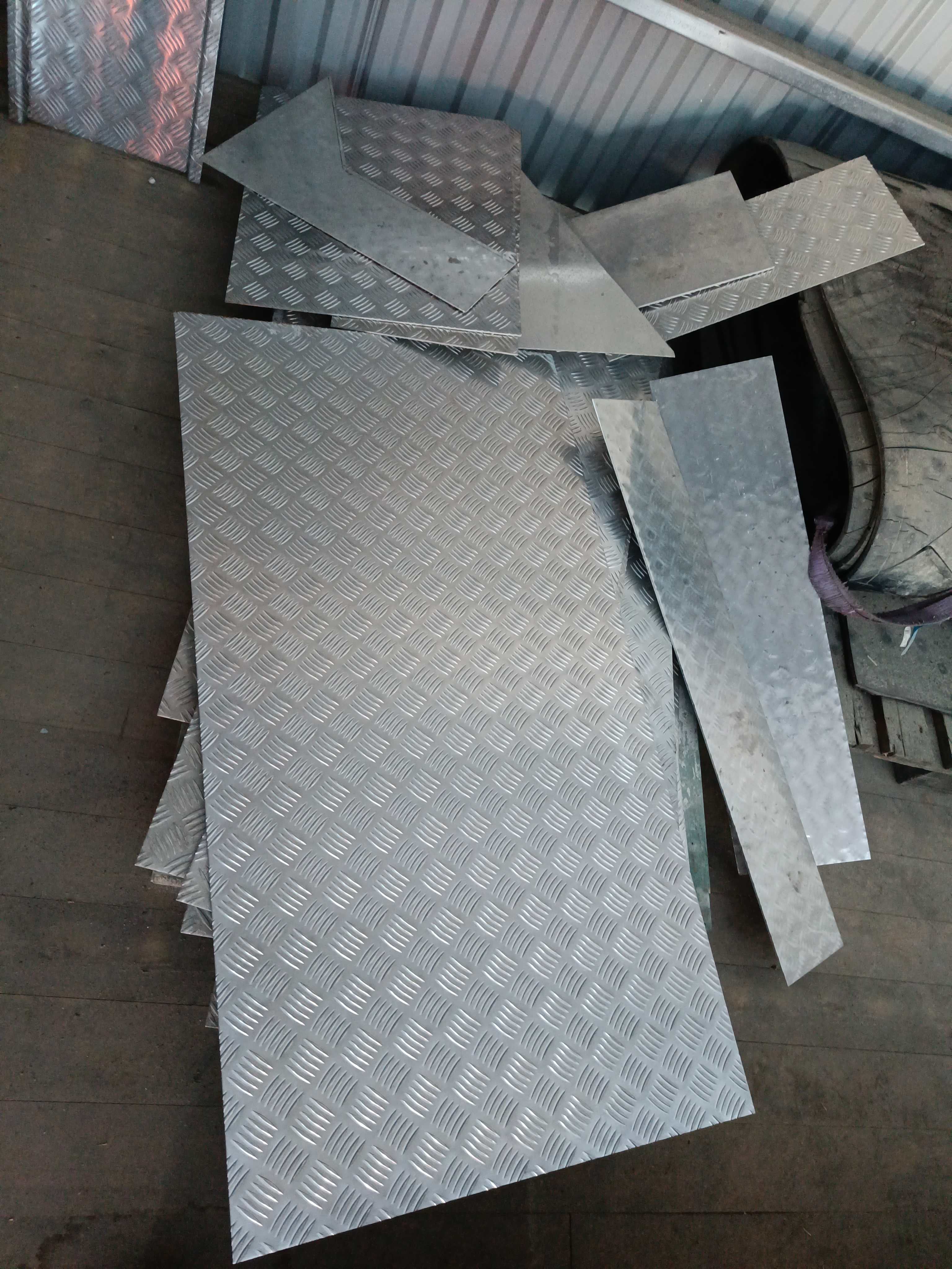 Lot with expanded metal and floorboard - PS Auction - We value the ...