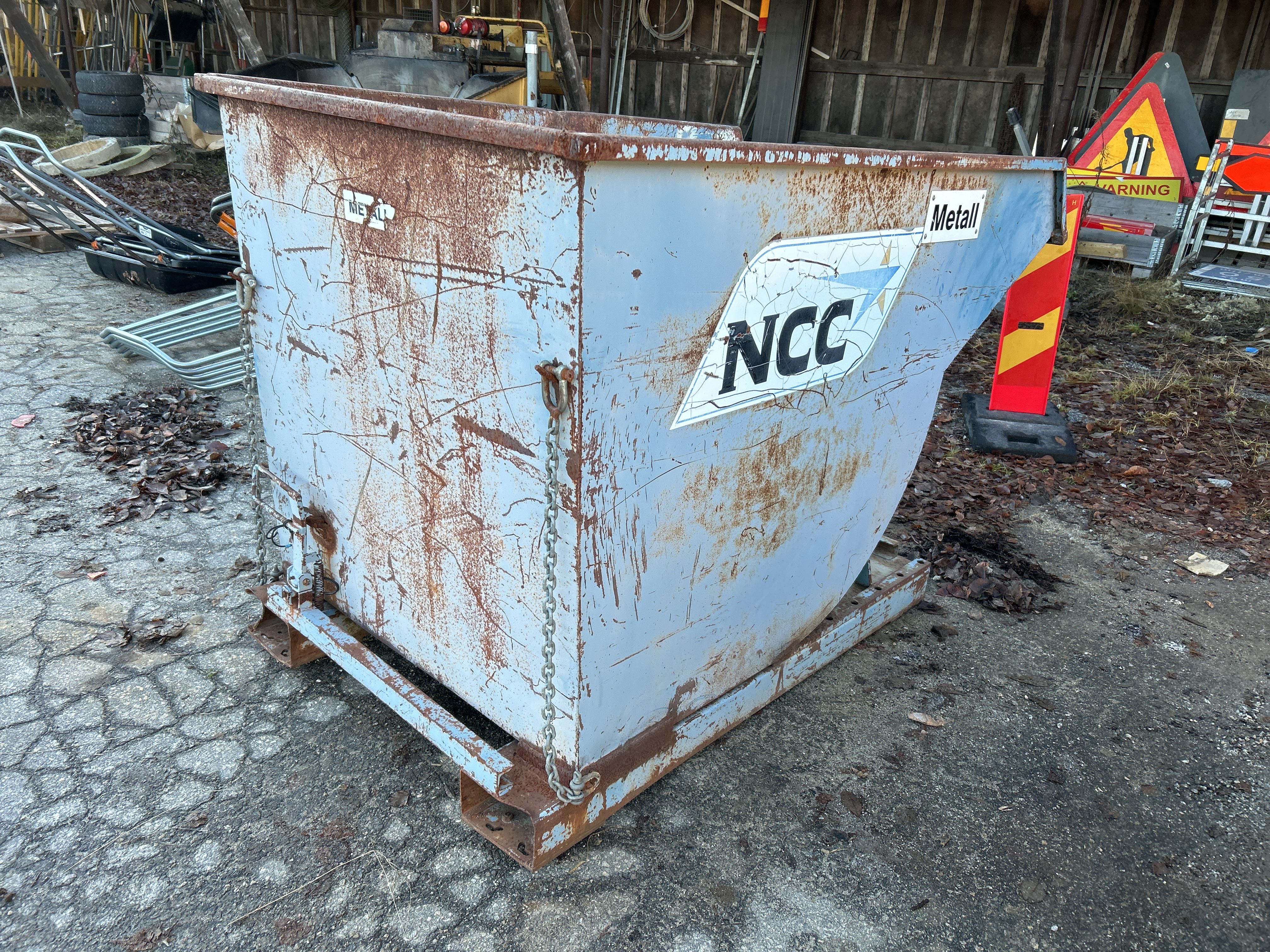 Tipping container with fork passage - PS Auction - We value the future ...