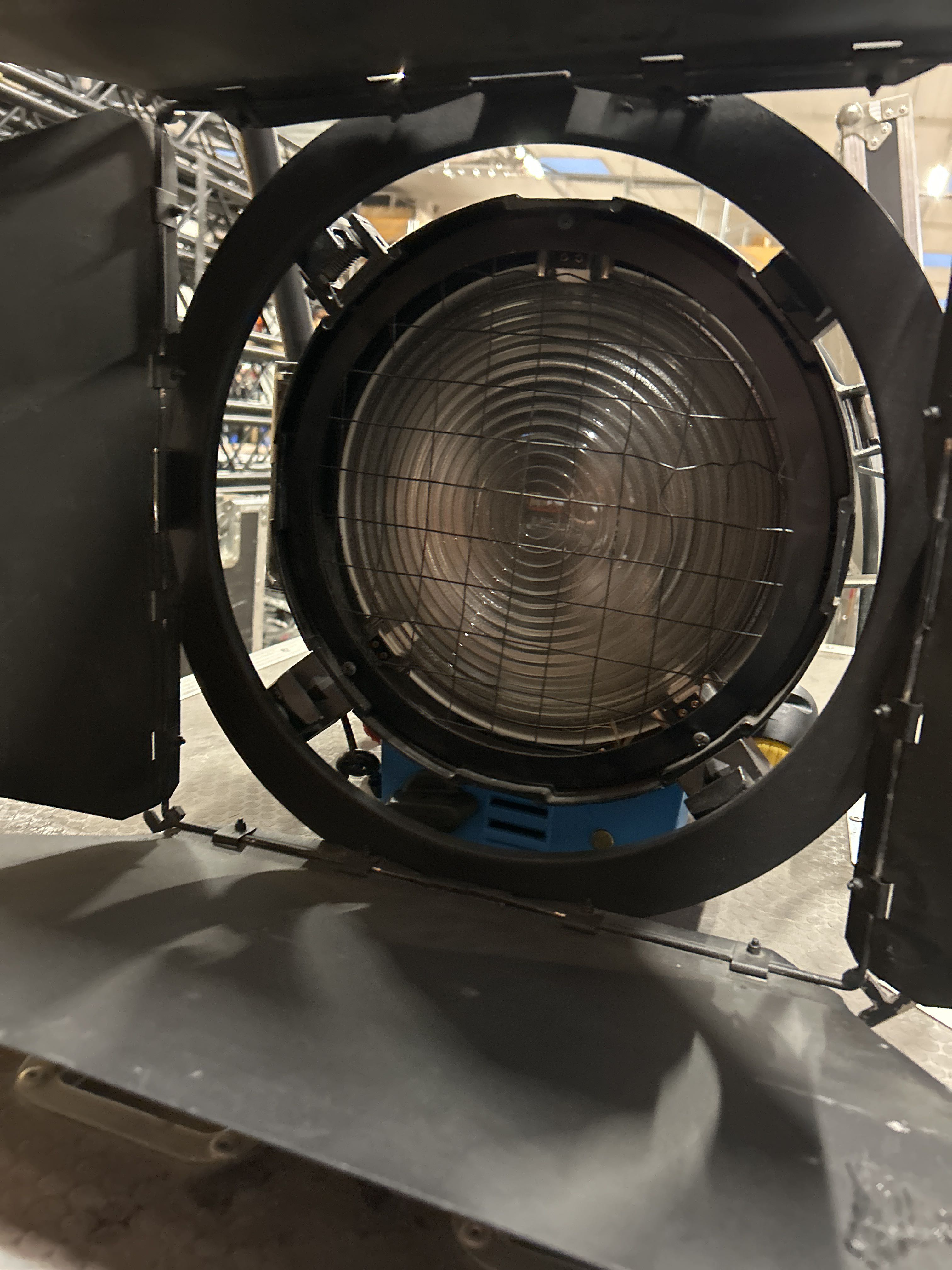 Stage fixtures 4 pcs with brackets in case - Arri Studio 2000 - PS ...