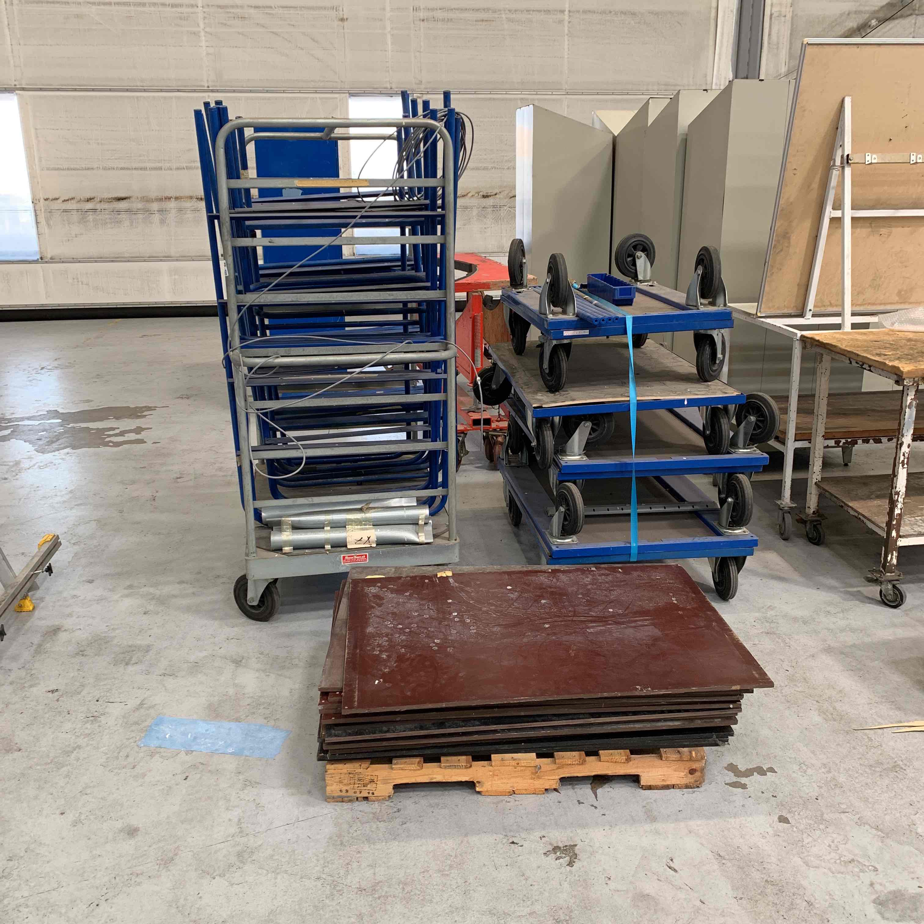 Vagnar med hyllplan - Auktioner online - Nätauktioner ...