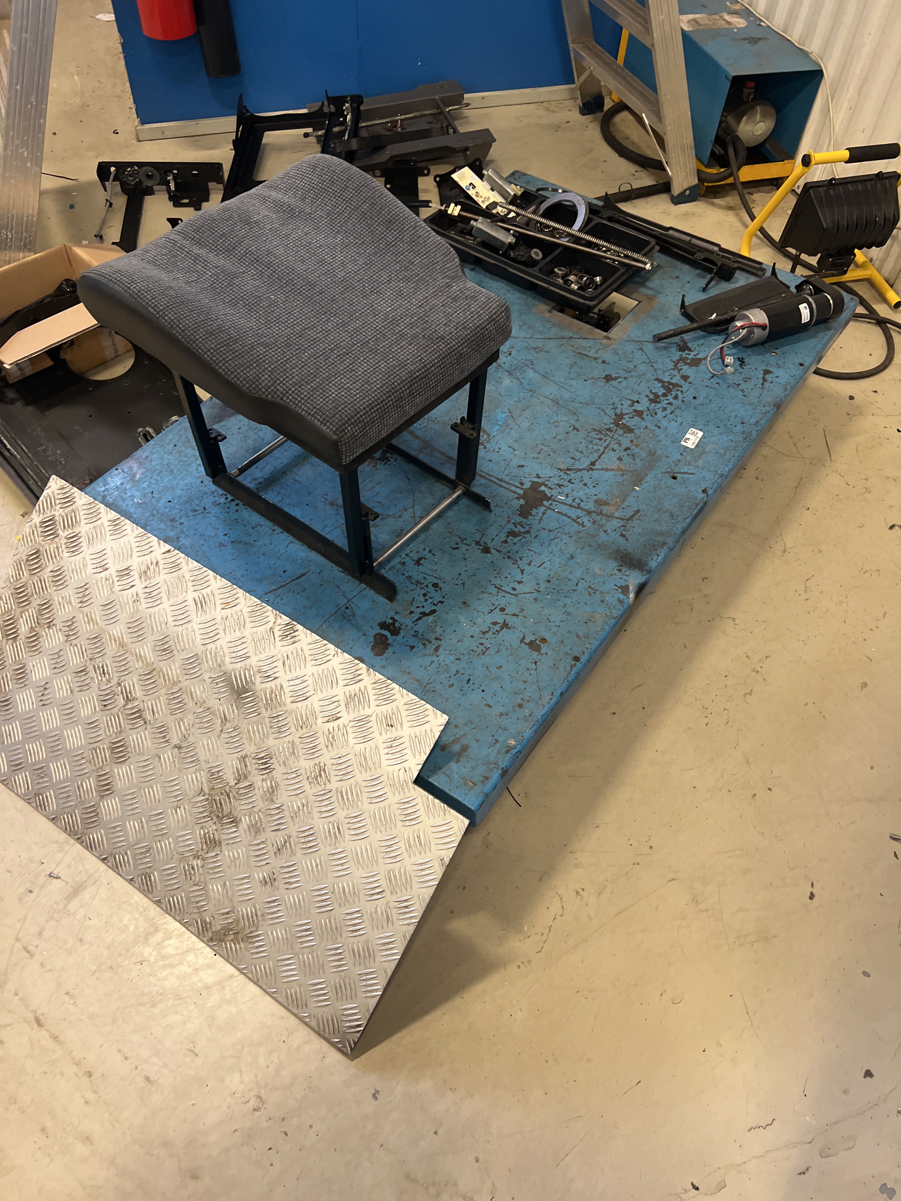 Scissor lift table with small ramp - PS Auction - We value the future ...