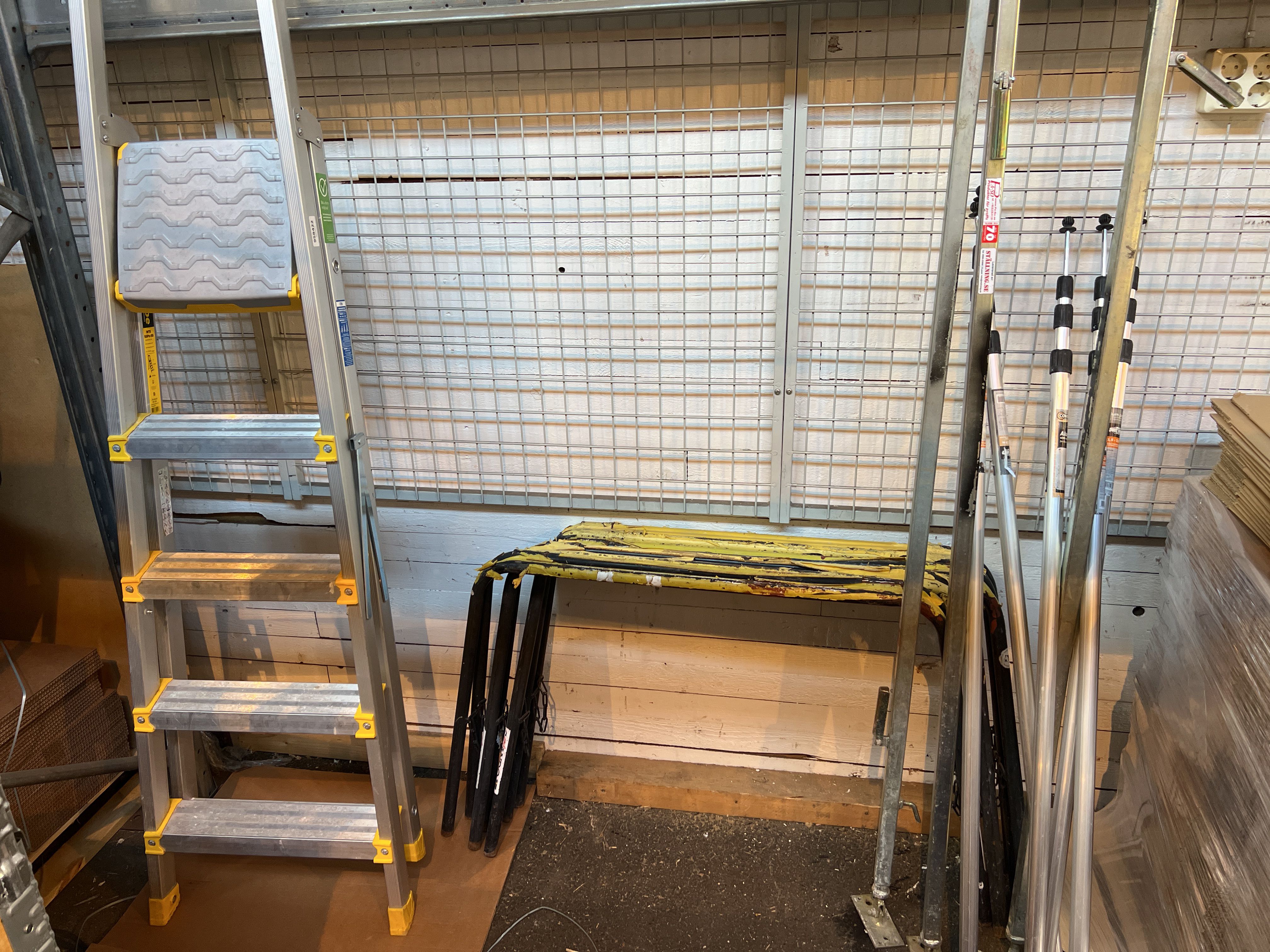 Plaster stand, trestles, ladder and spirit level - PS Auction - We ...