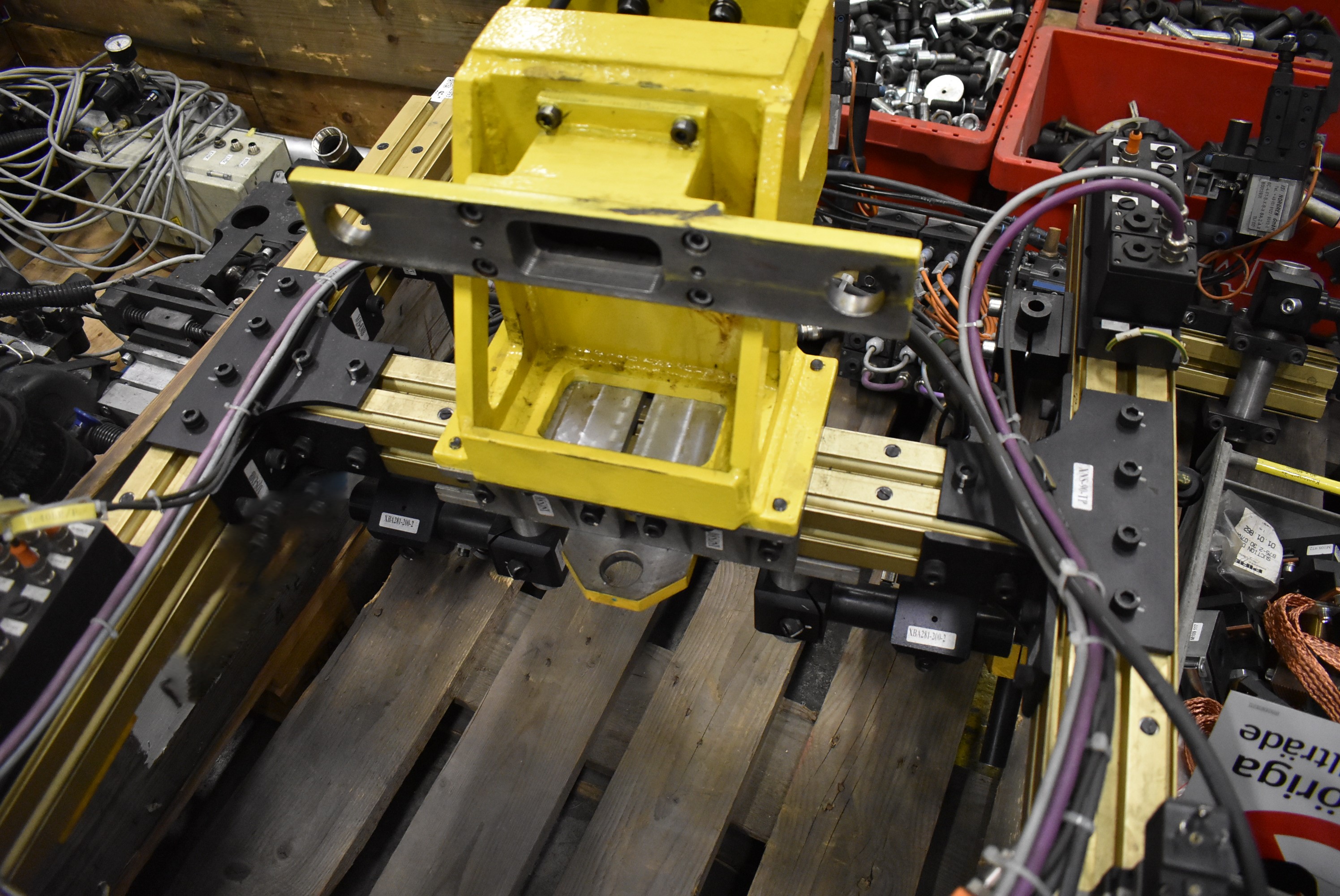 Robot gripping tools, various nibbles, earthing devices. - PS Auction ...