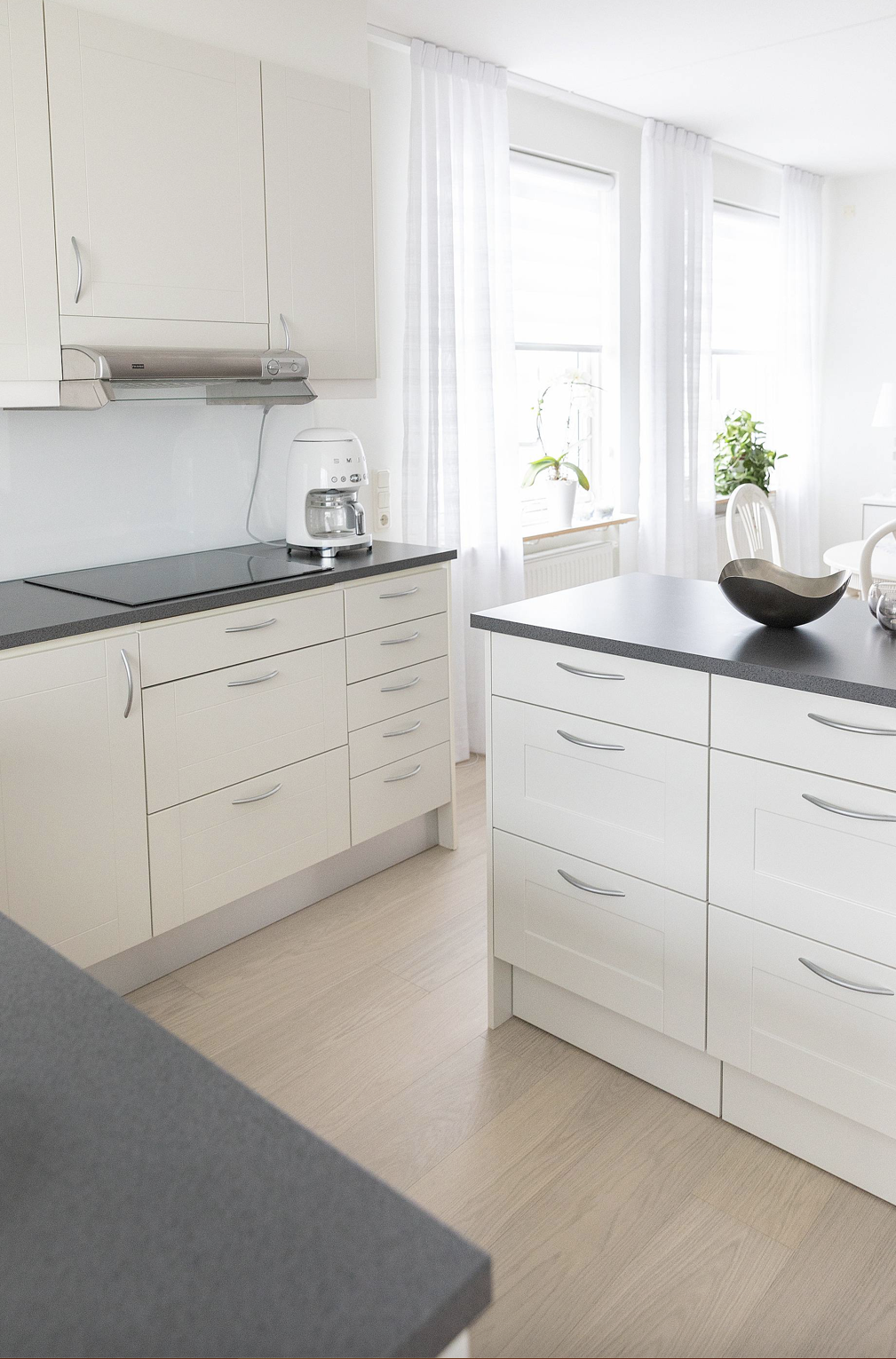 Härdad Ek Powder White Mattlack, 267 kvm, klickgolv 5G, L - Auktioner ...