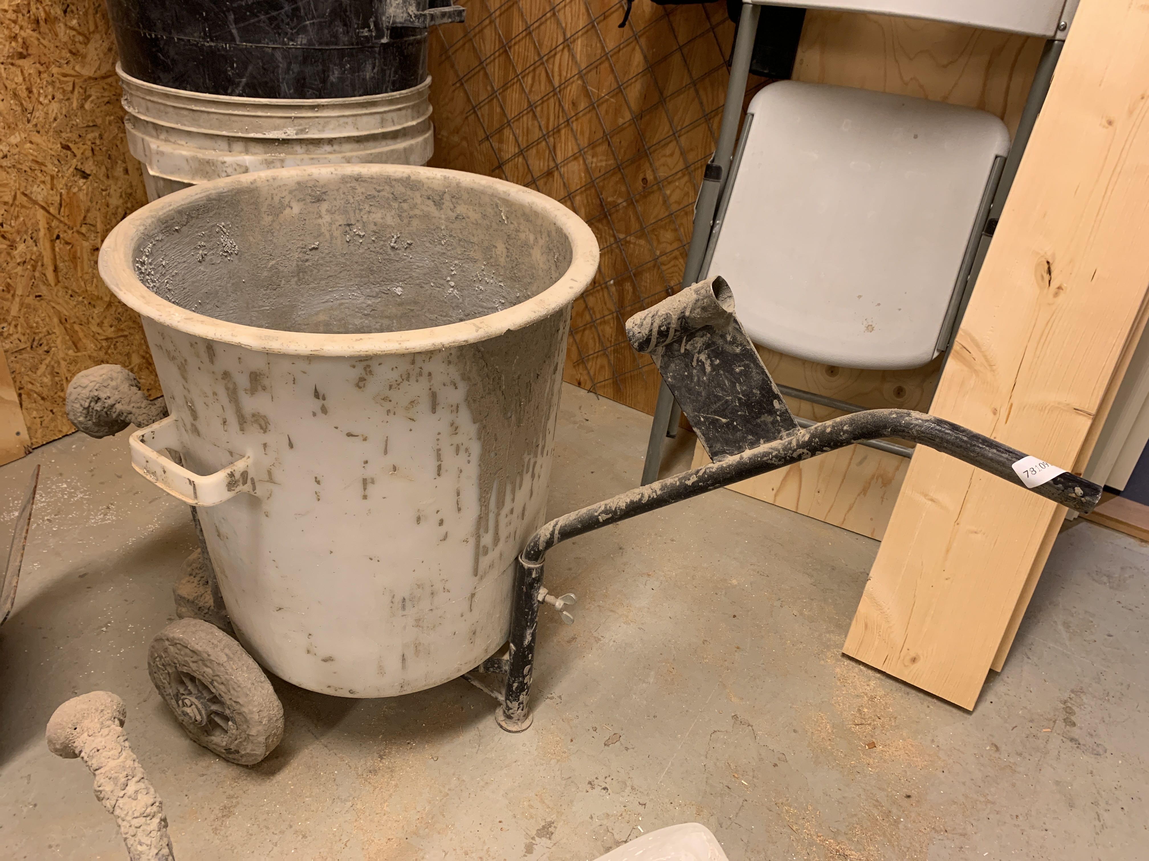 Masonry buckets, wheelbarrows, plastic cans - PS Auction - We value the ...