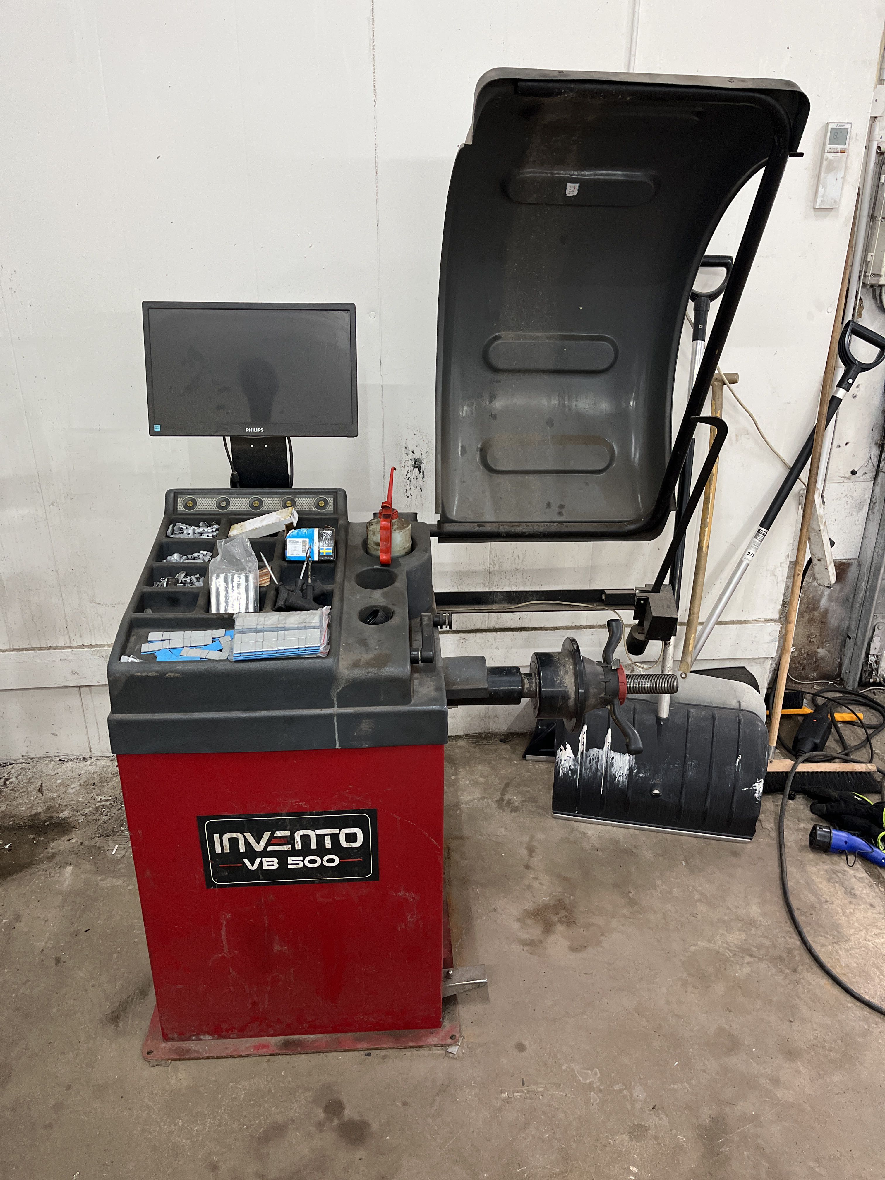 Tire balancing machine Invento VB 500 - 2017 - PS Auction - We value ...